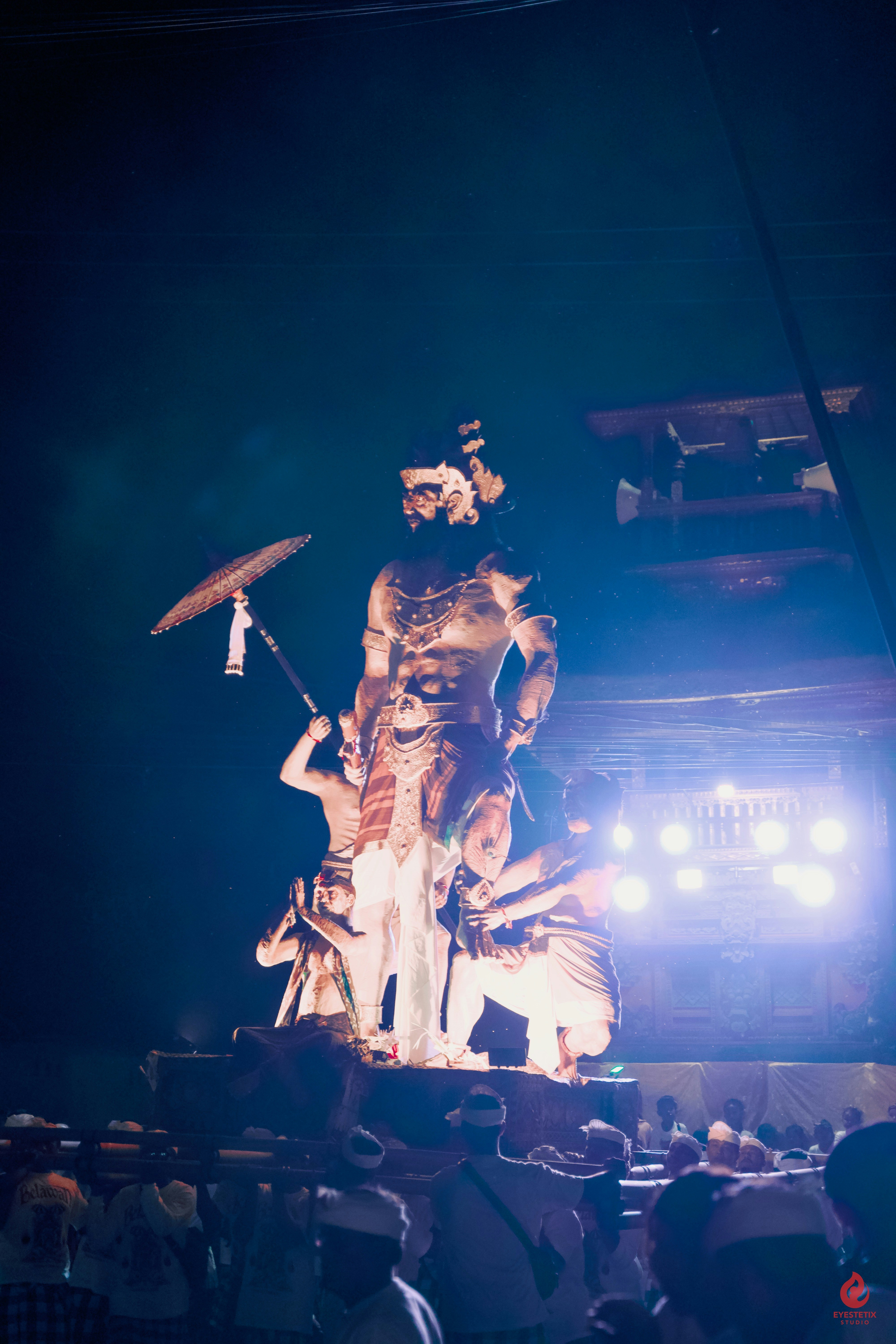 Heroic Statue Unveiled: A Night Parade Beneath the Stage Lights
