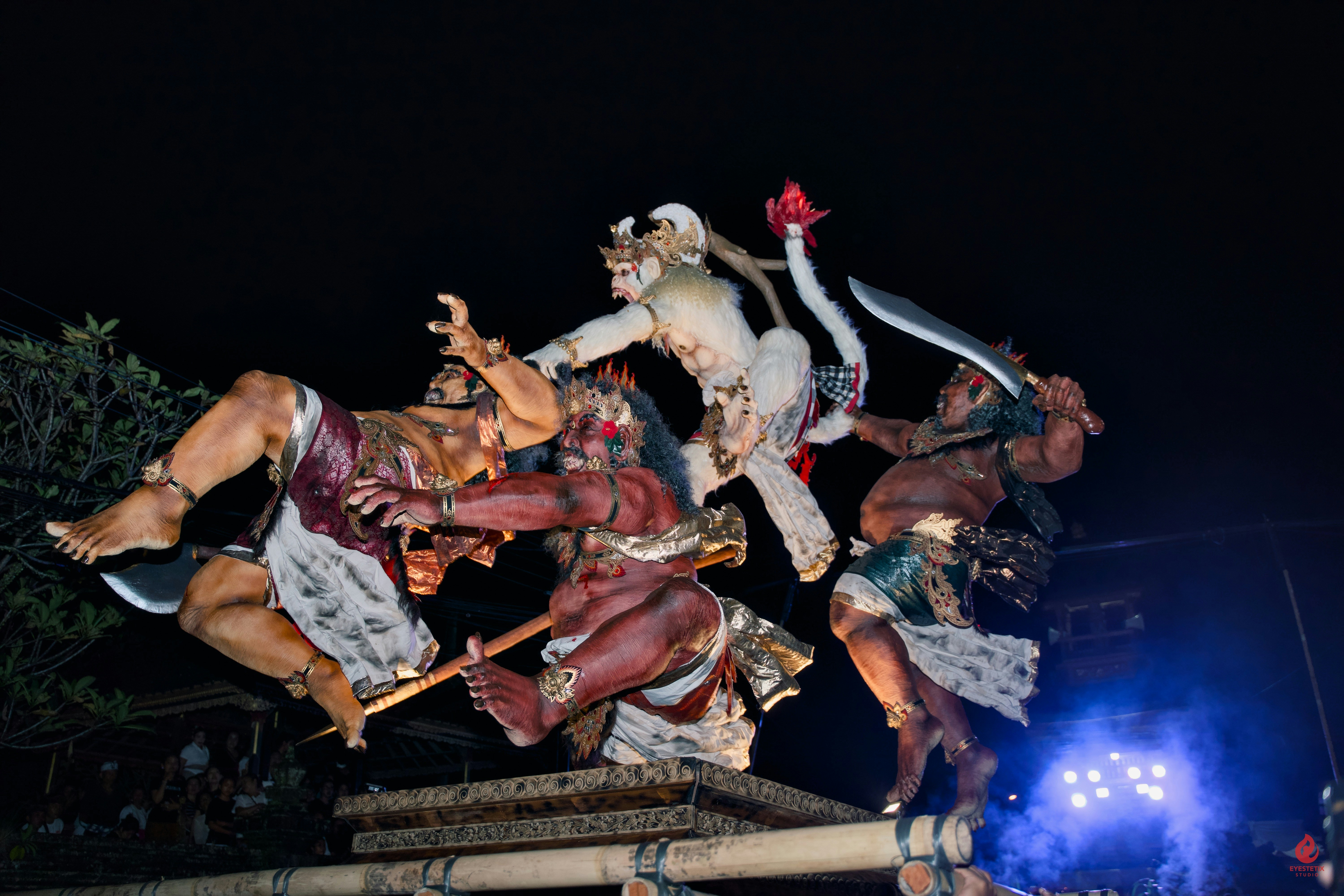 Dramatic Night Clash on Banned Bamboo: A Fierce Takht Fight