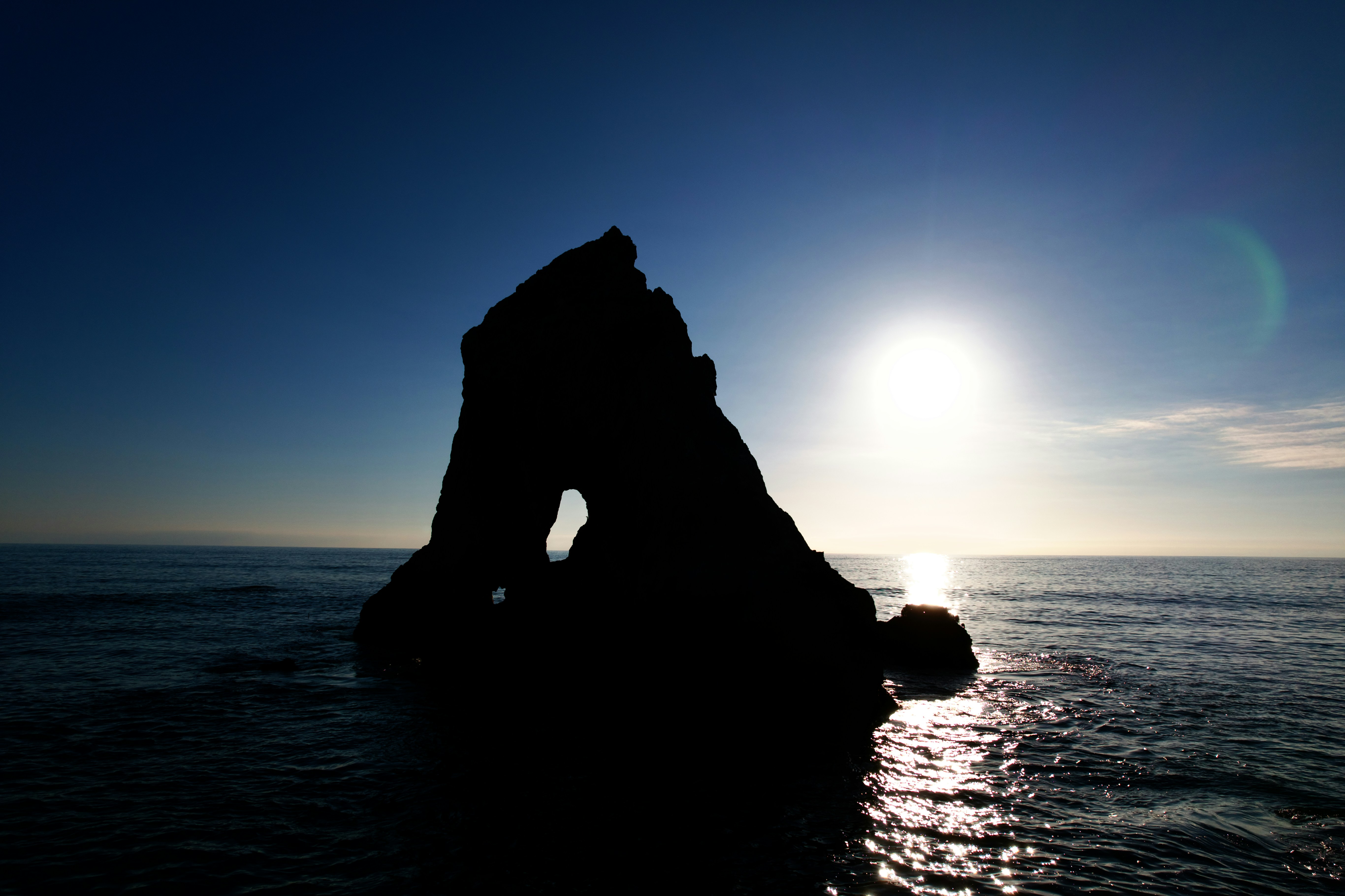 Sea Arch at Dusk: A Silhouette Against a Golden Horizon