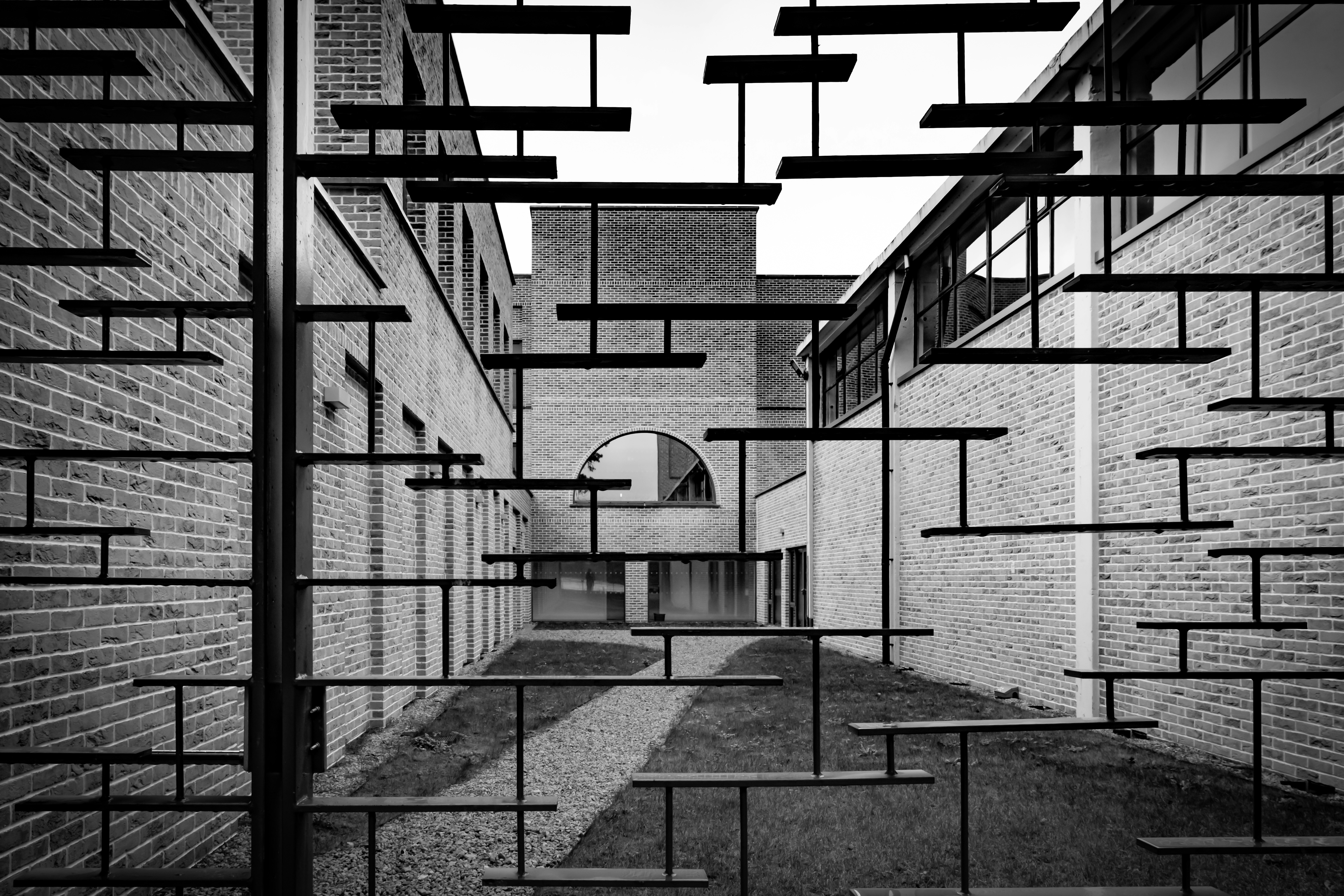 Between Brick Walls: A Corridor of Constrained Views