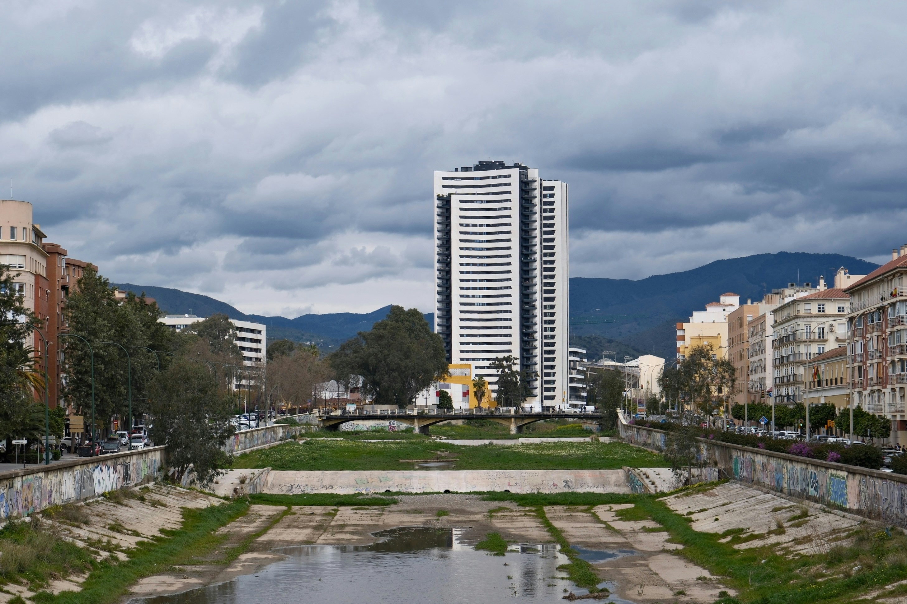Urban Riverfront Confronts the Sky