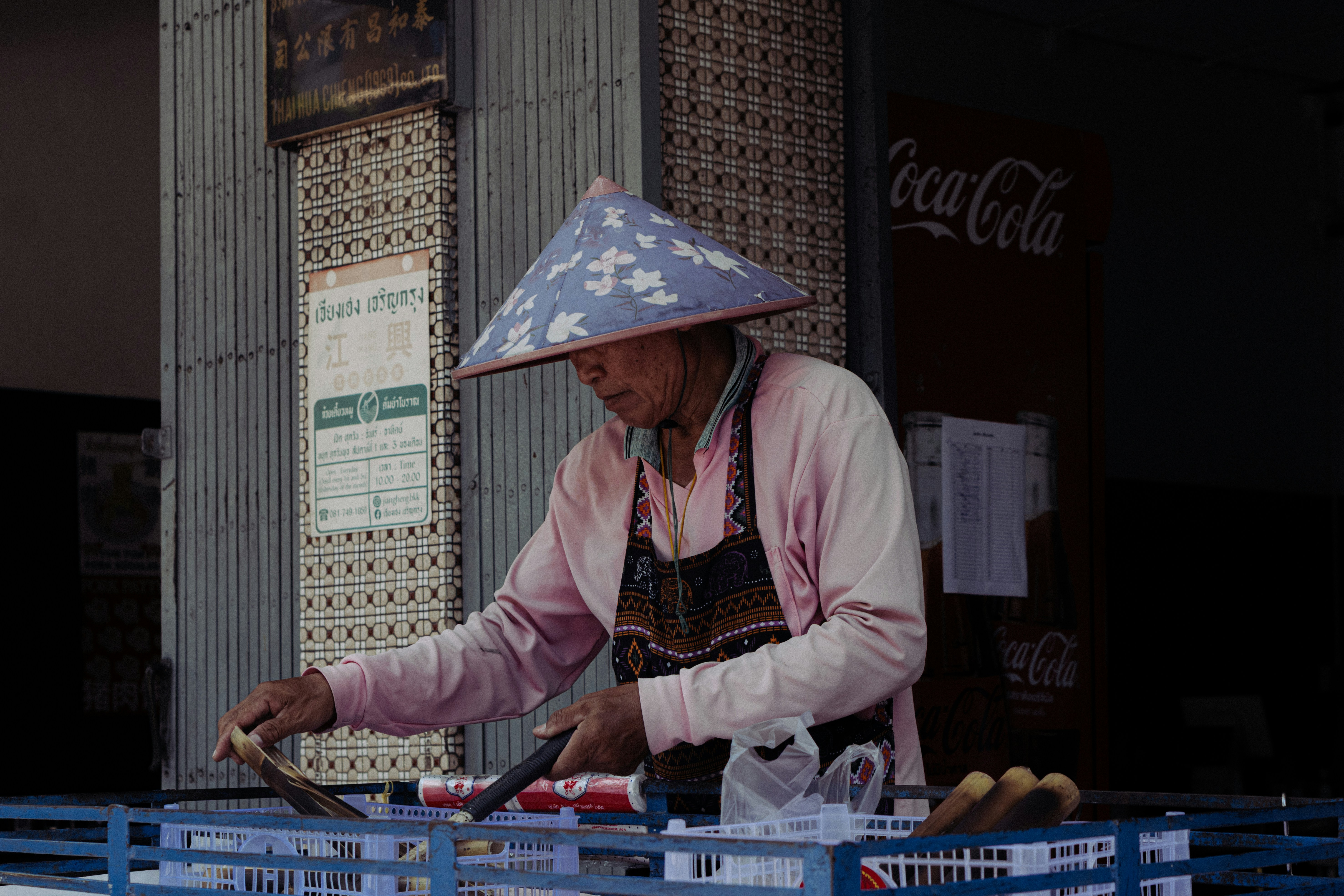 Market Vendor in a Constrained Shop Window