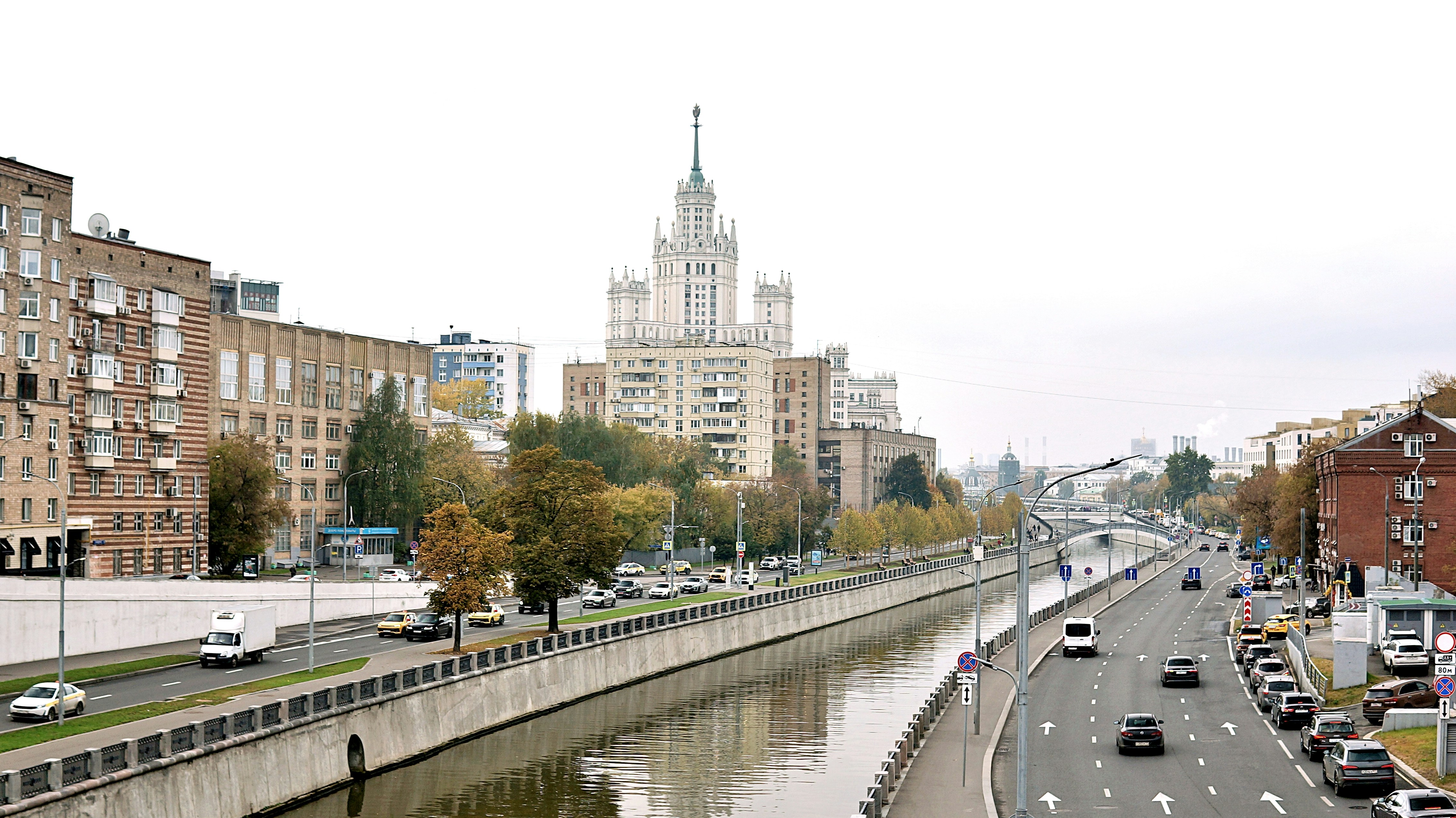City Skyline over the Moscow River: A Symmetrical Daylight Arc