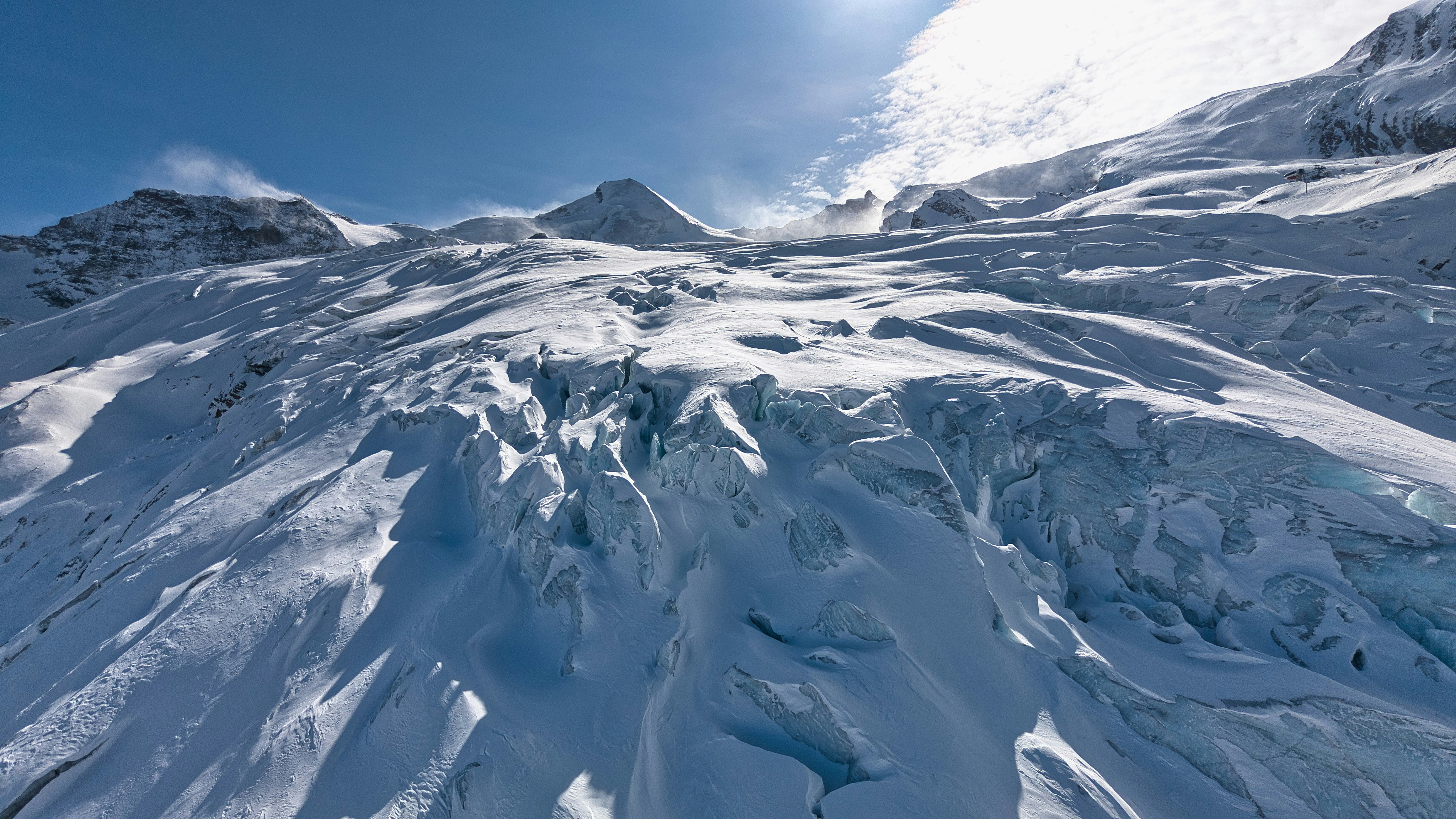 Icebound Ridge Under a Brilliant Alpine Sky