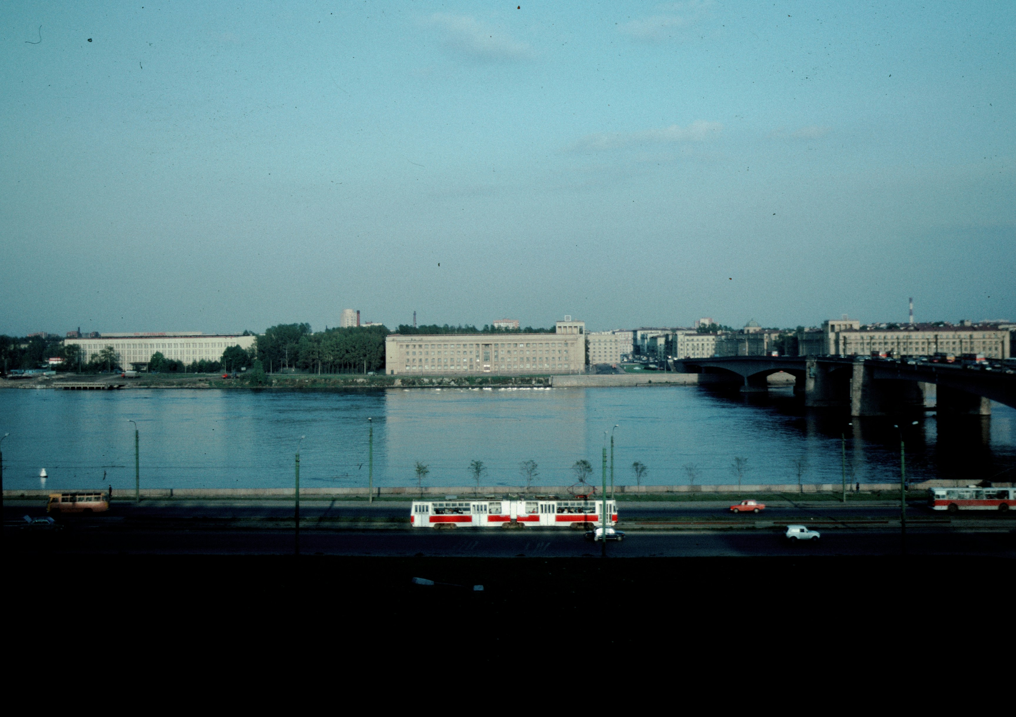 Urban Riverside: Traces of a Moving City