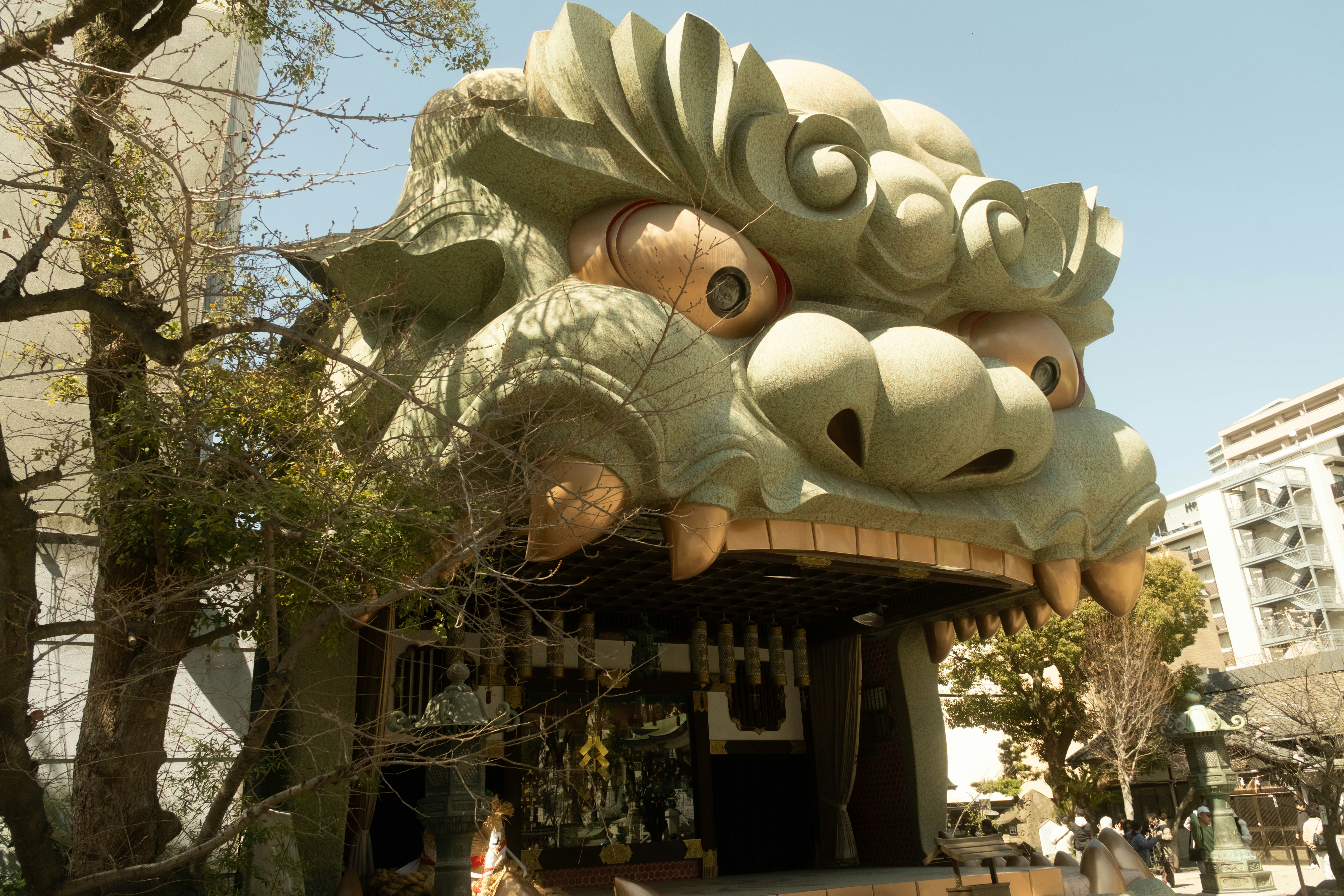 Dragon Gate: A Ceremonial Roof Monster Over an Urban Courtyard