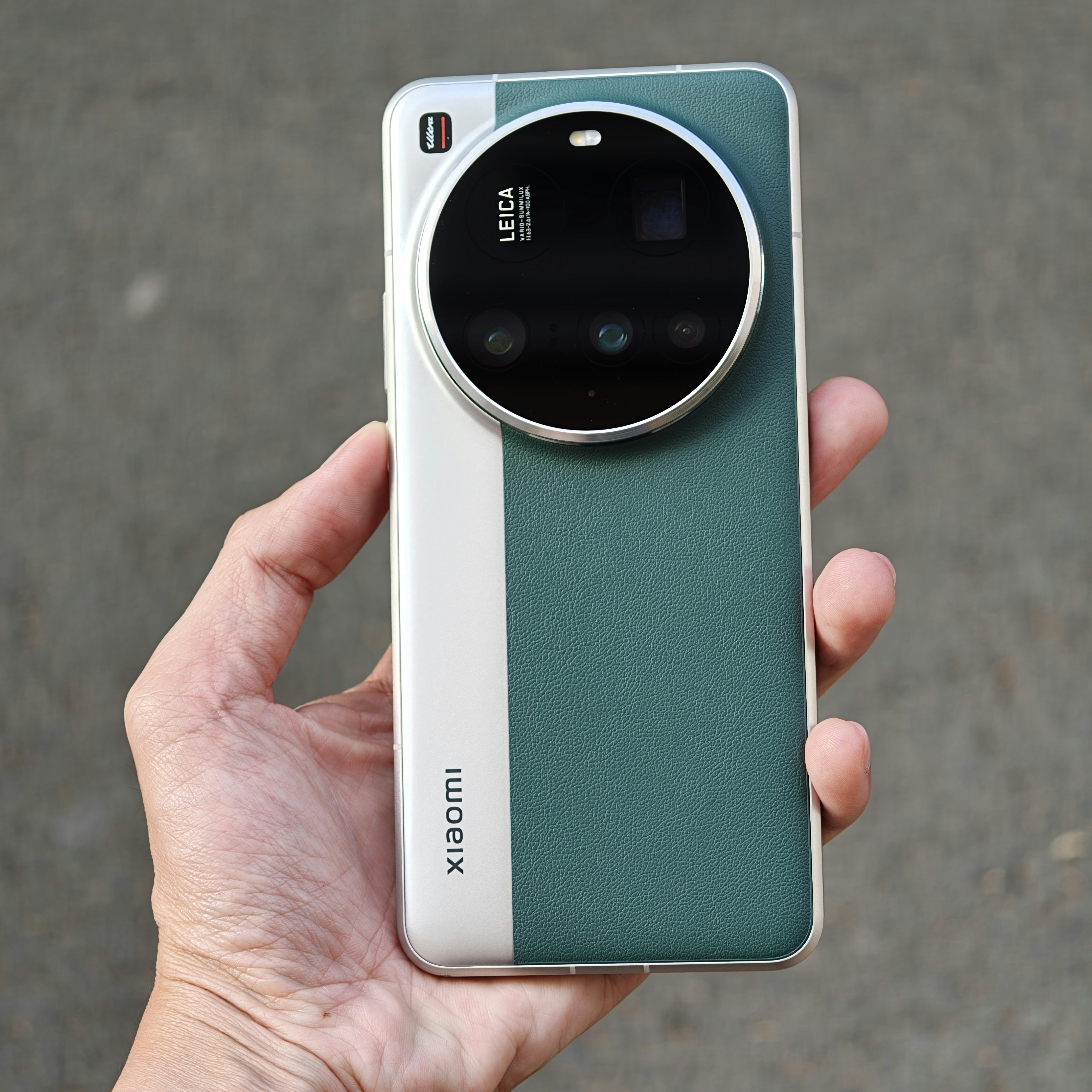 Green-leather Circle: The Leica Cam Ring on a Mint-White Oppo