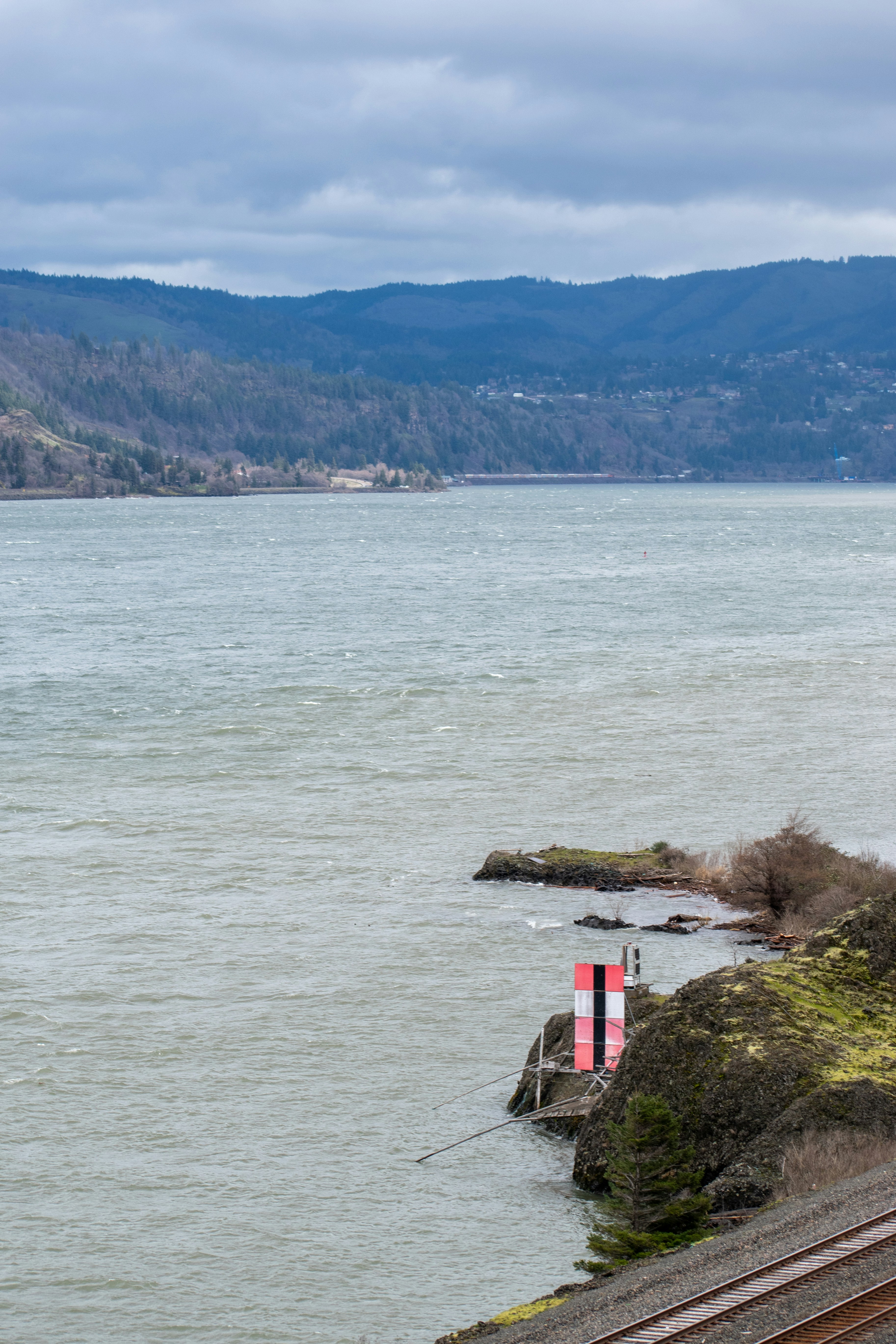 Lakeside Railcut: A Red-White Marker at the Water’s Edge