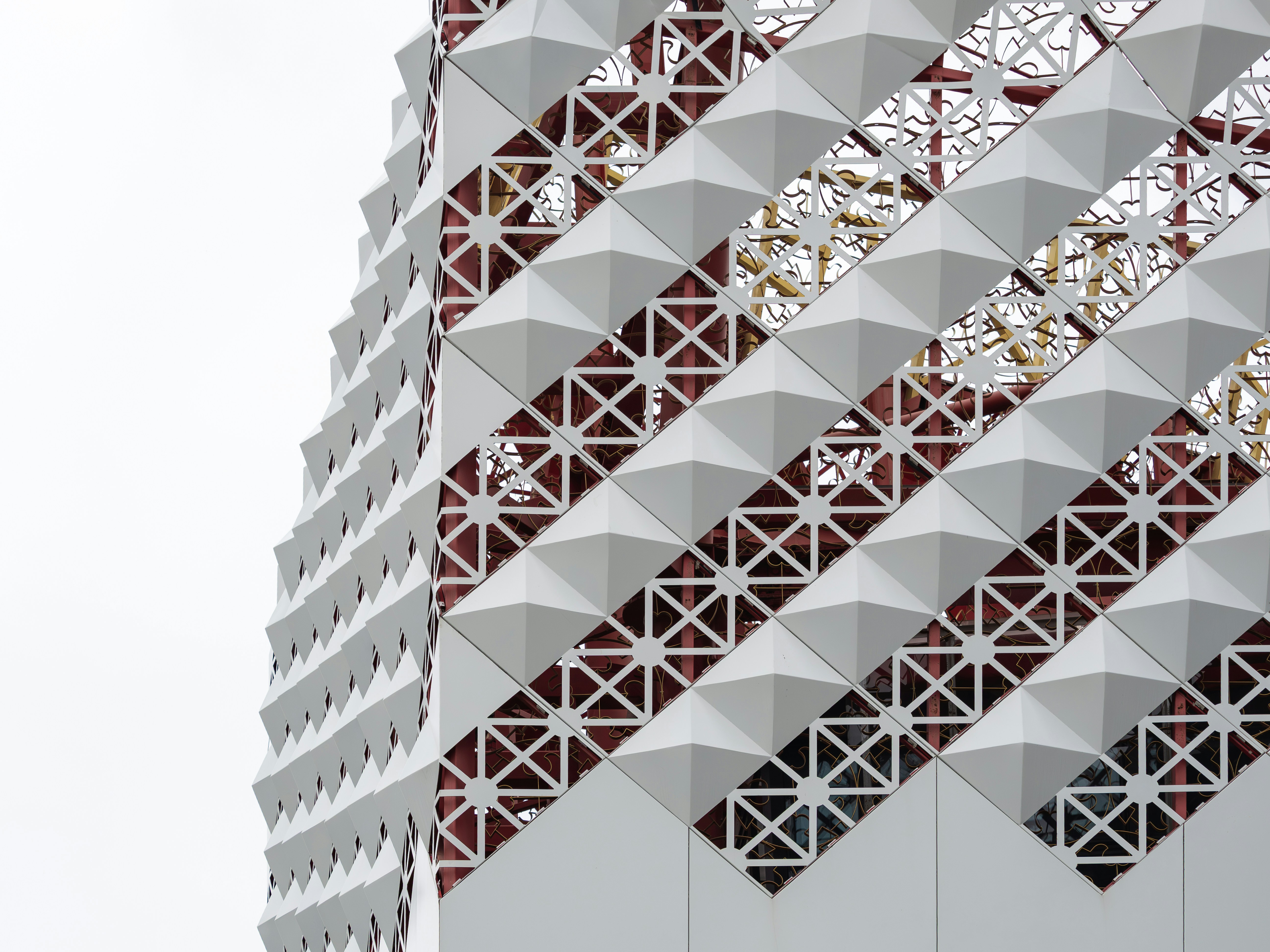 Geometric Facade: Diamond Lattices in Soft Light