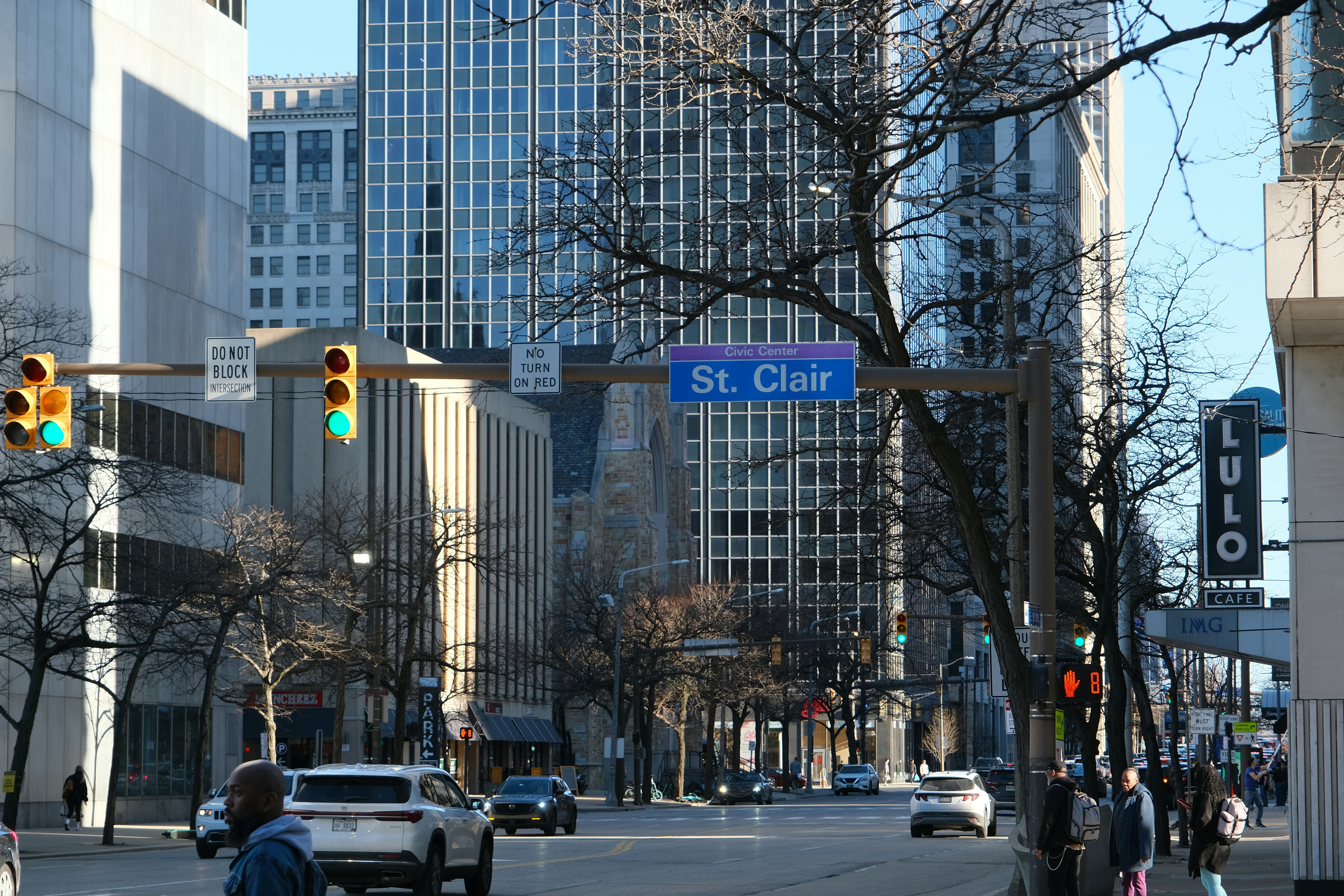 Streetscape Under a Gray Skyline: St. Clair Sign Amid Busy Downtown