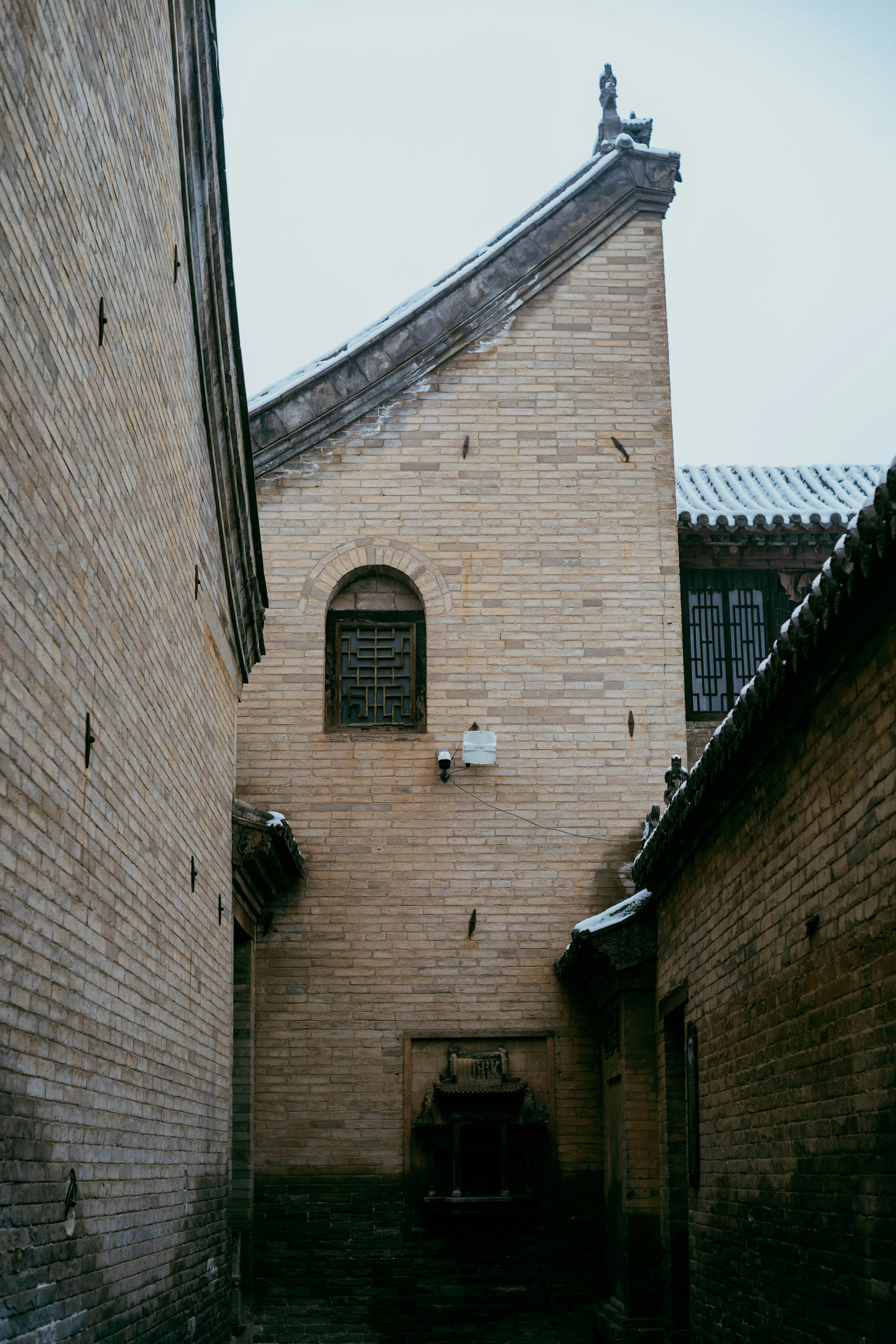 Narrow Brick Galleria: An Architectural Channel to the Sky