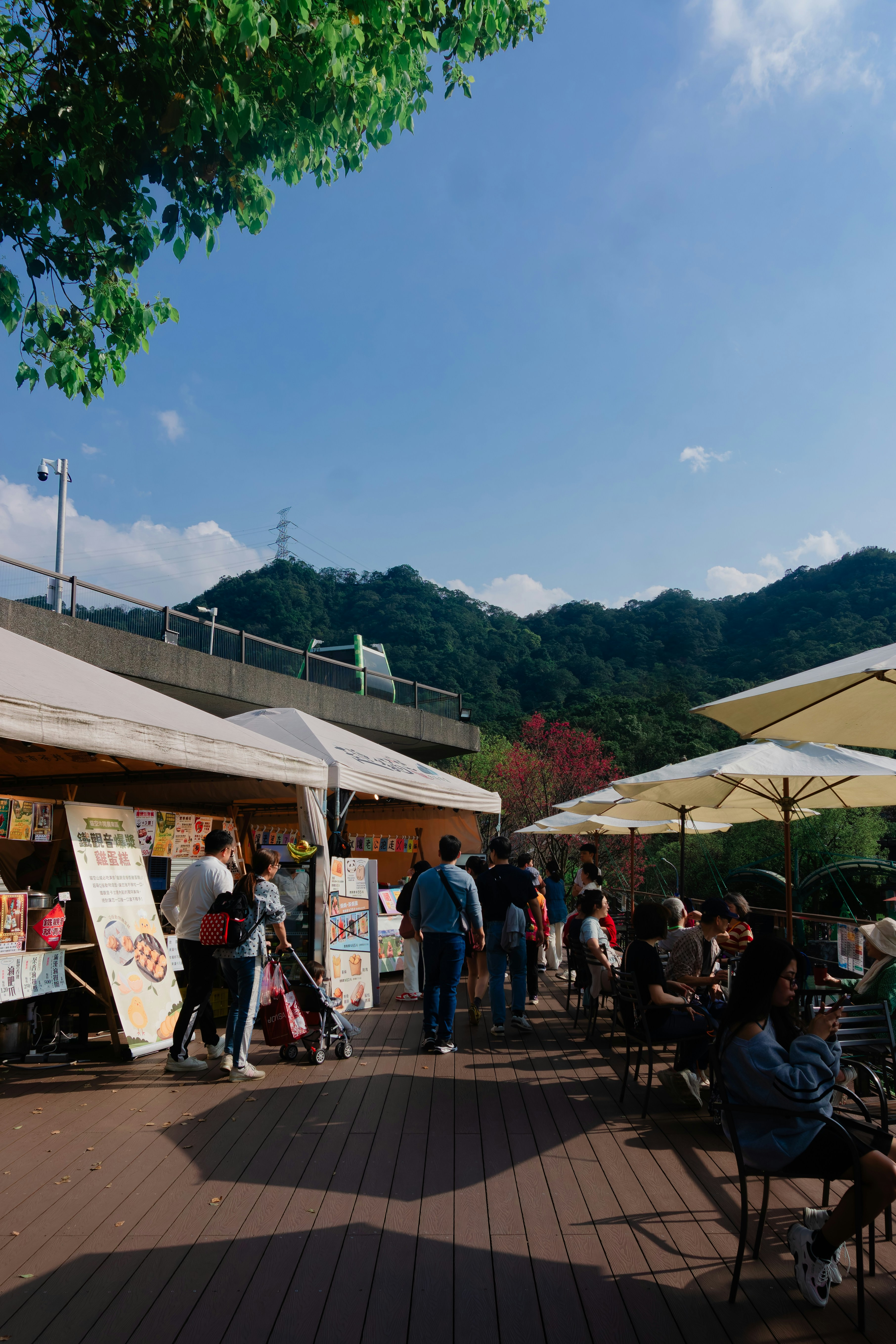 Lunchtime by the Terrace: Vendors, Shade, and Distant Hills