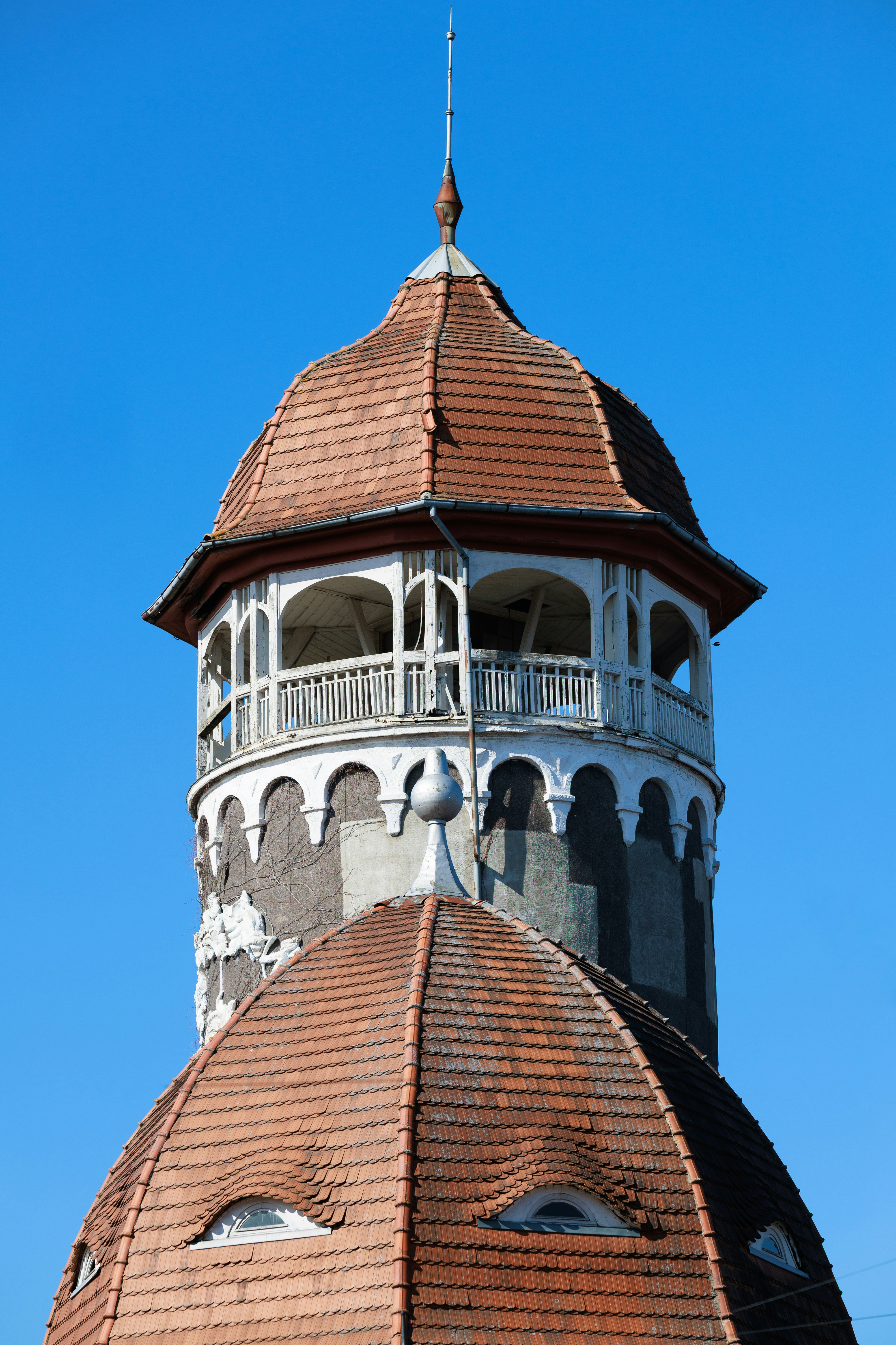 Towering Tilework: A Blue-Sky Silhouette of a Historic Rotunda