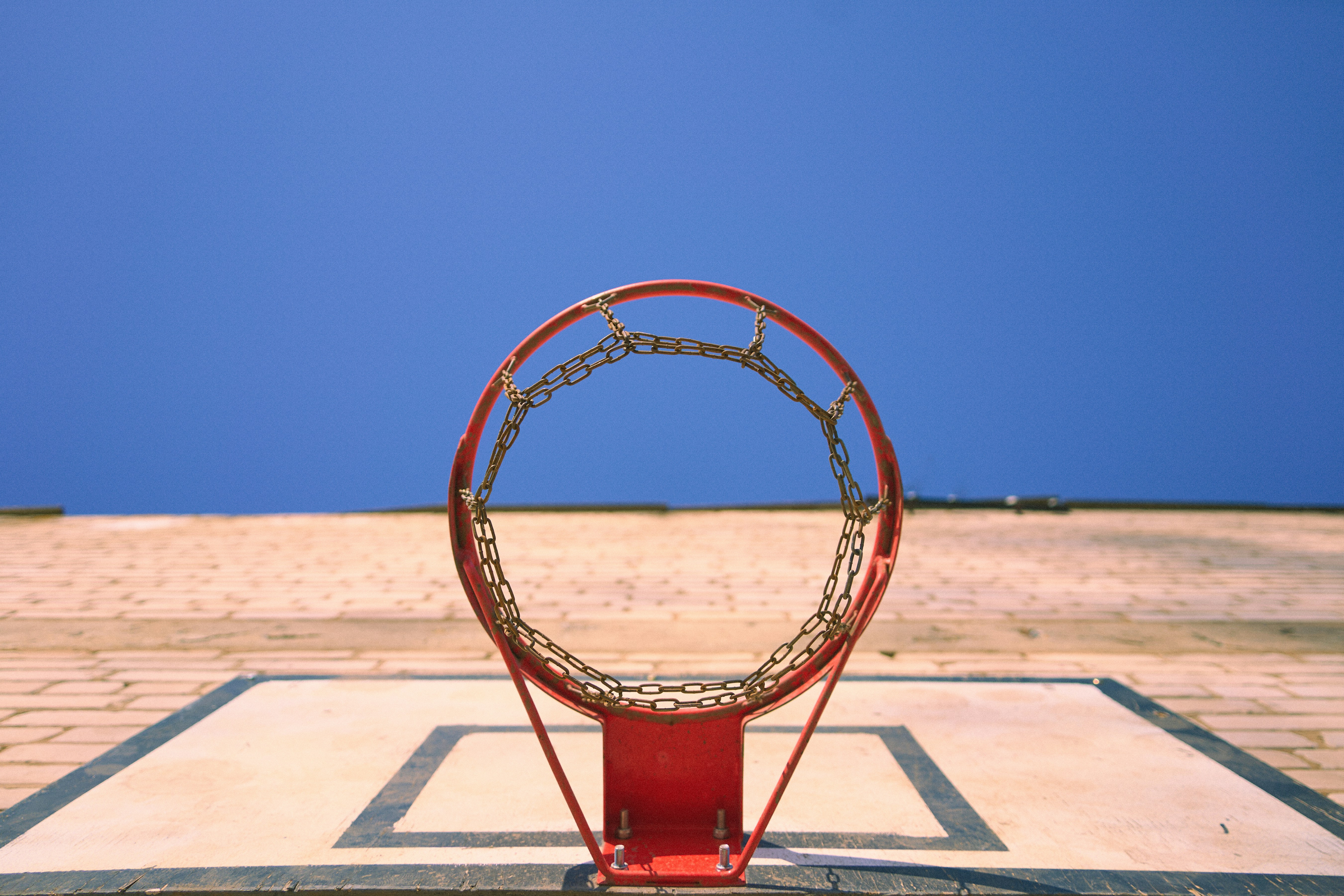 Target Ring in Focus: A Low Hole in the Court
