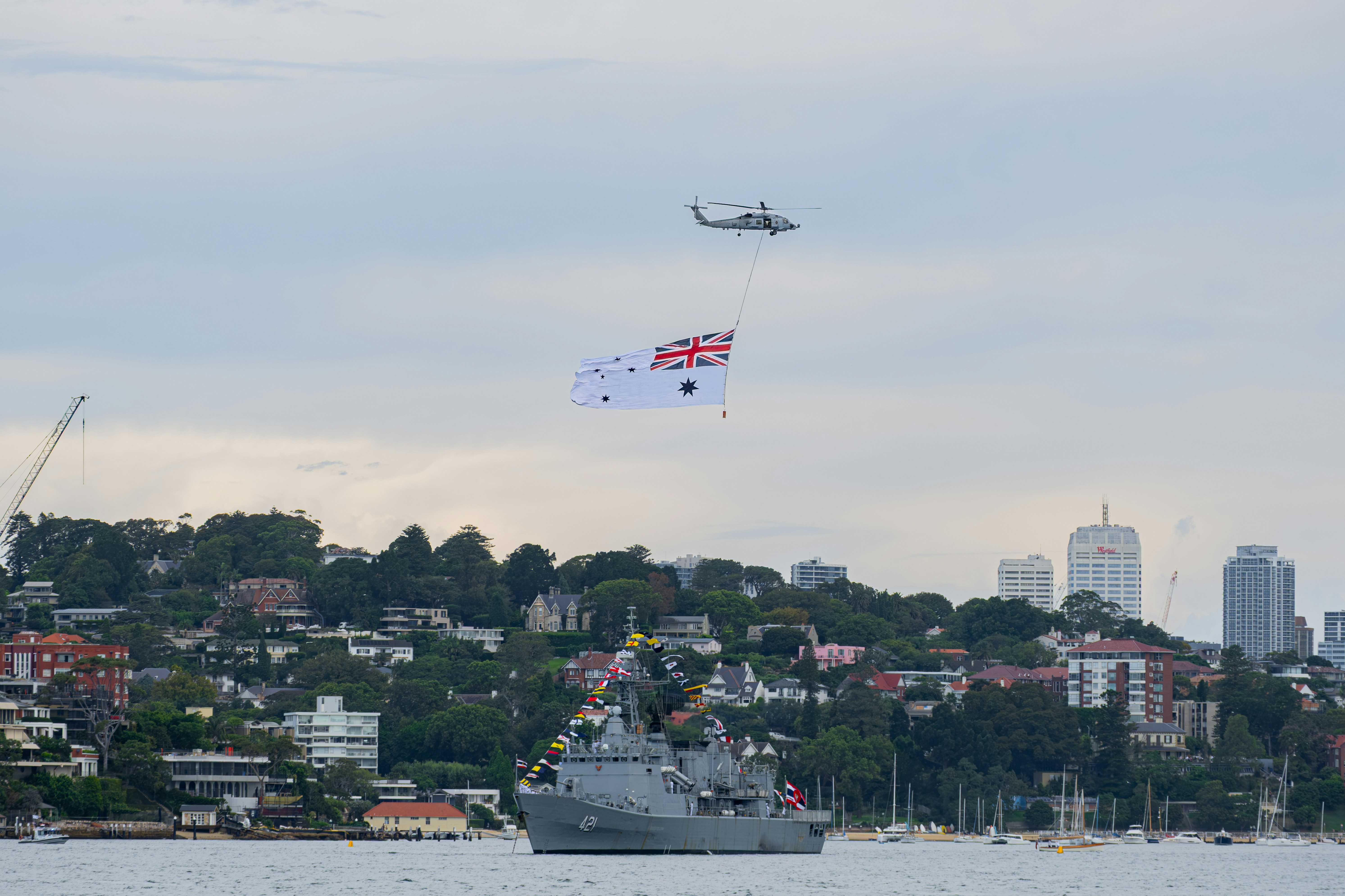 Sky Flag: Helikopter Lift Over Coastal City