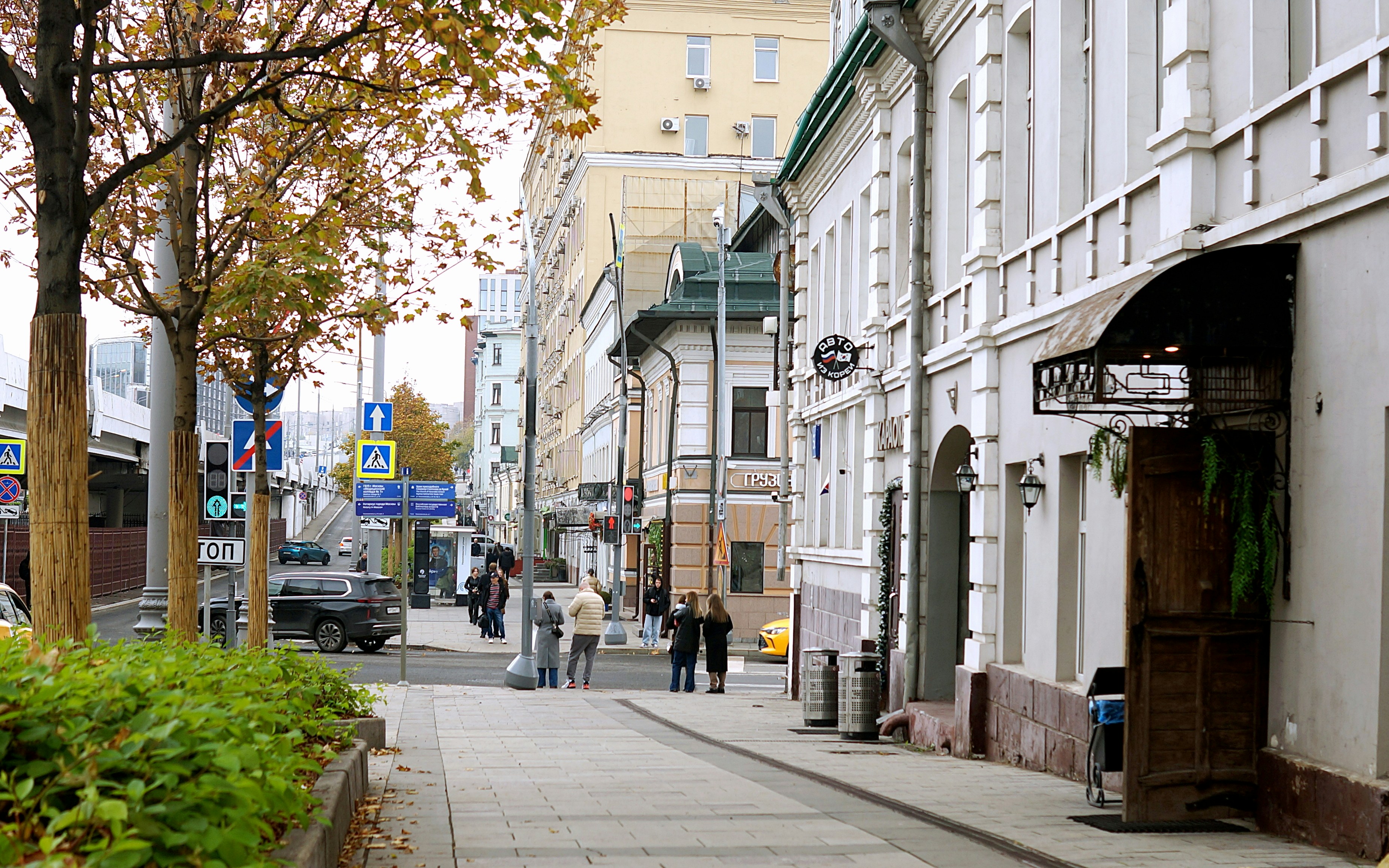 Autumn Street Courtyard: Quiet Pedestrians Along a European Arcaded Way