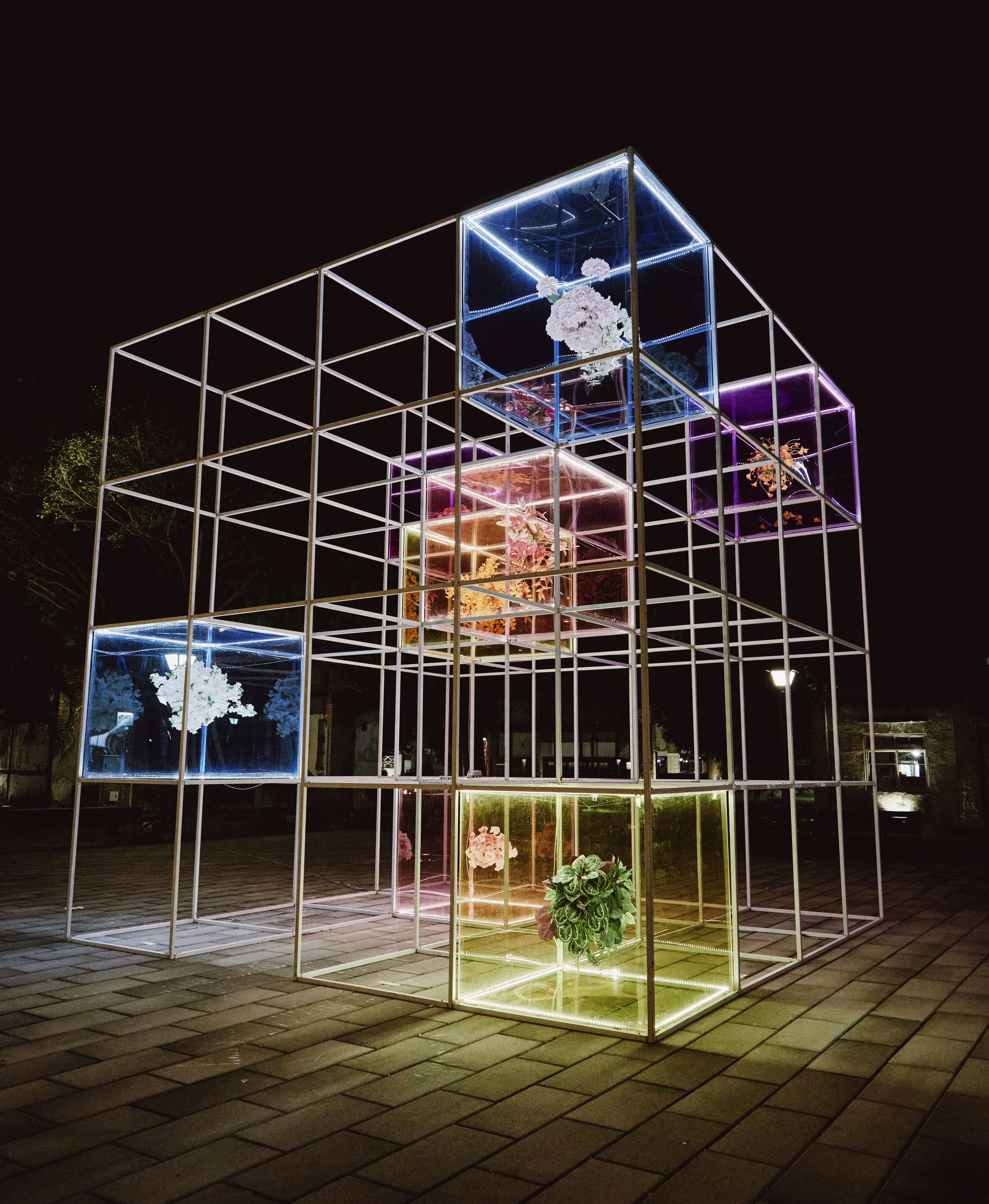 Luminous Cube: A Nighttime Installation of Glass-and-Light