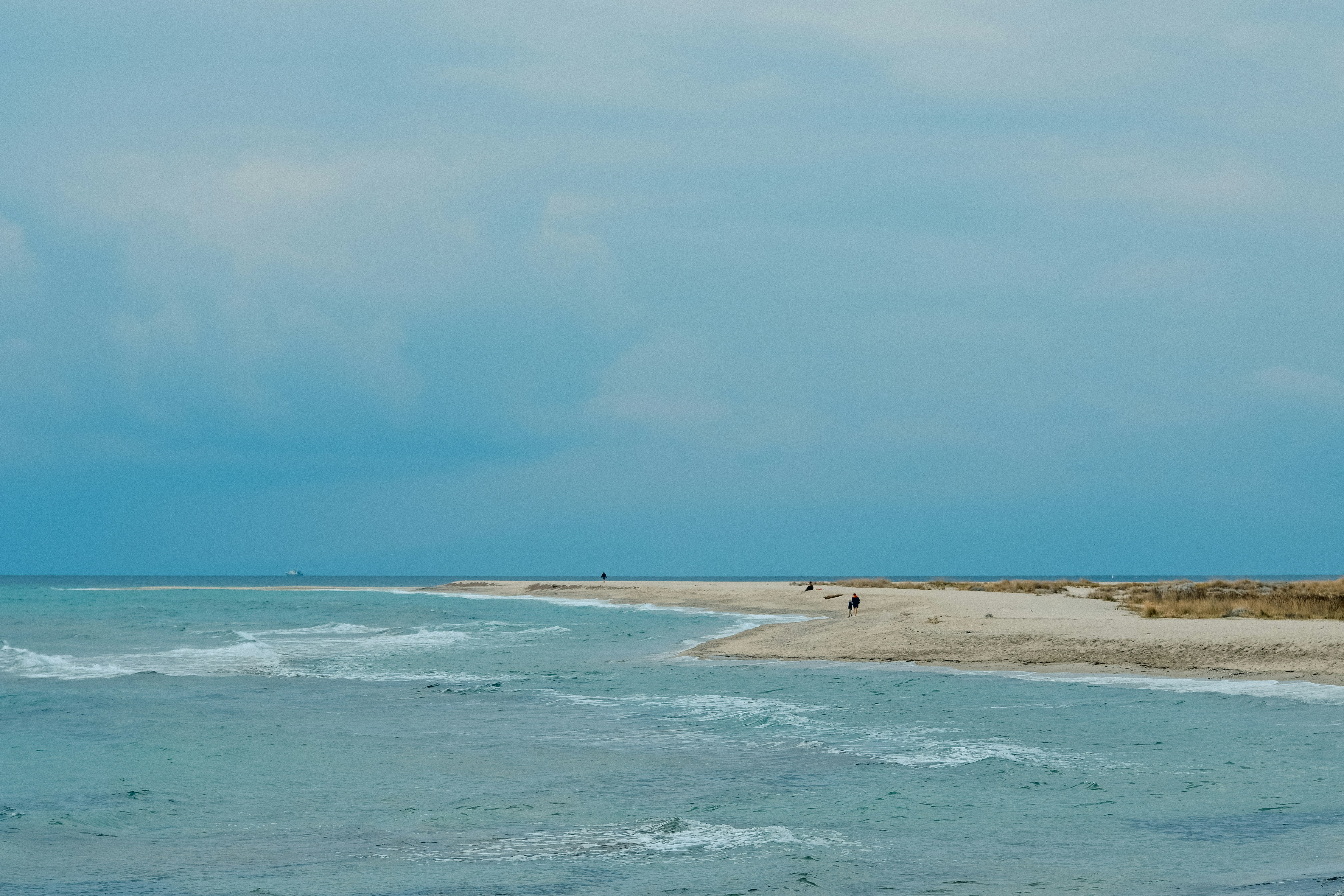 Horizon Slice: A Quiet Coastal Stretch Beneath Bright Skies