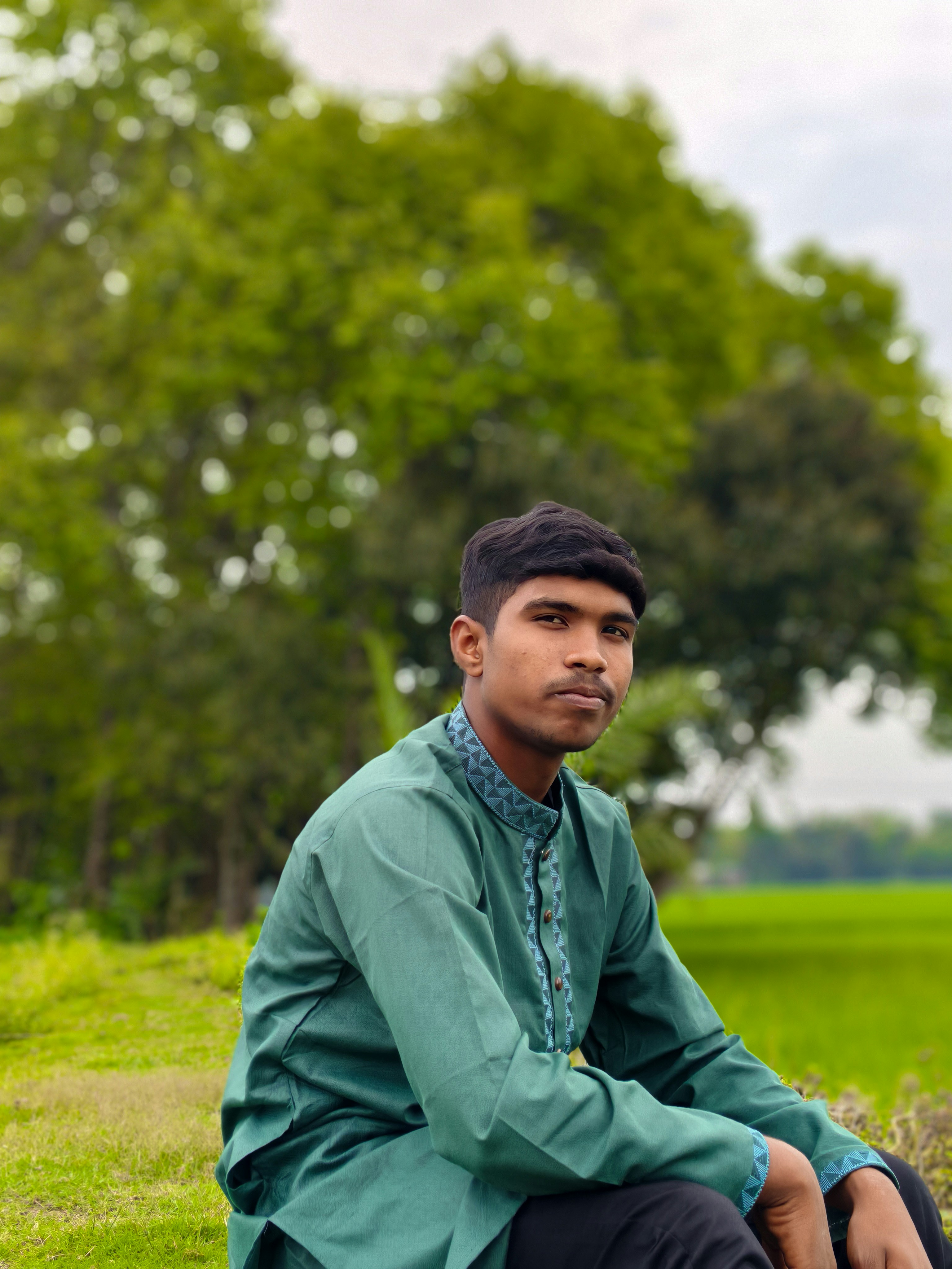 Green Shoreline Portrait: A Calm Moment in the Fields
