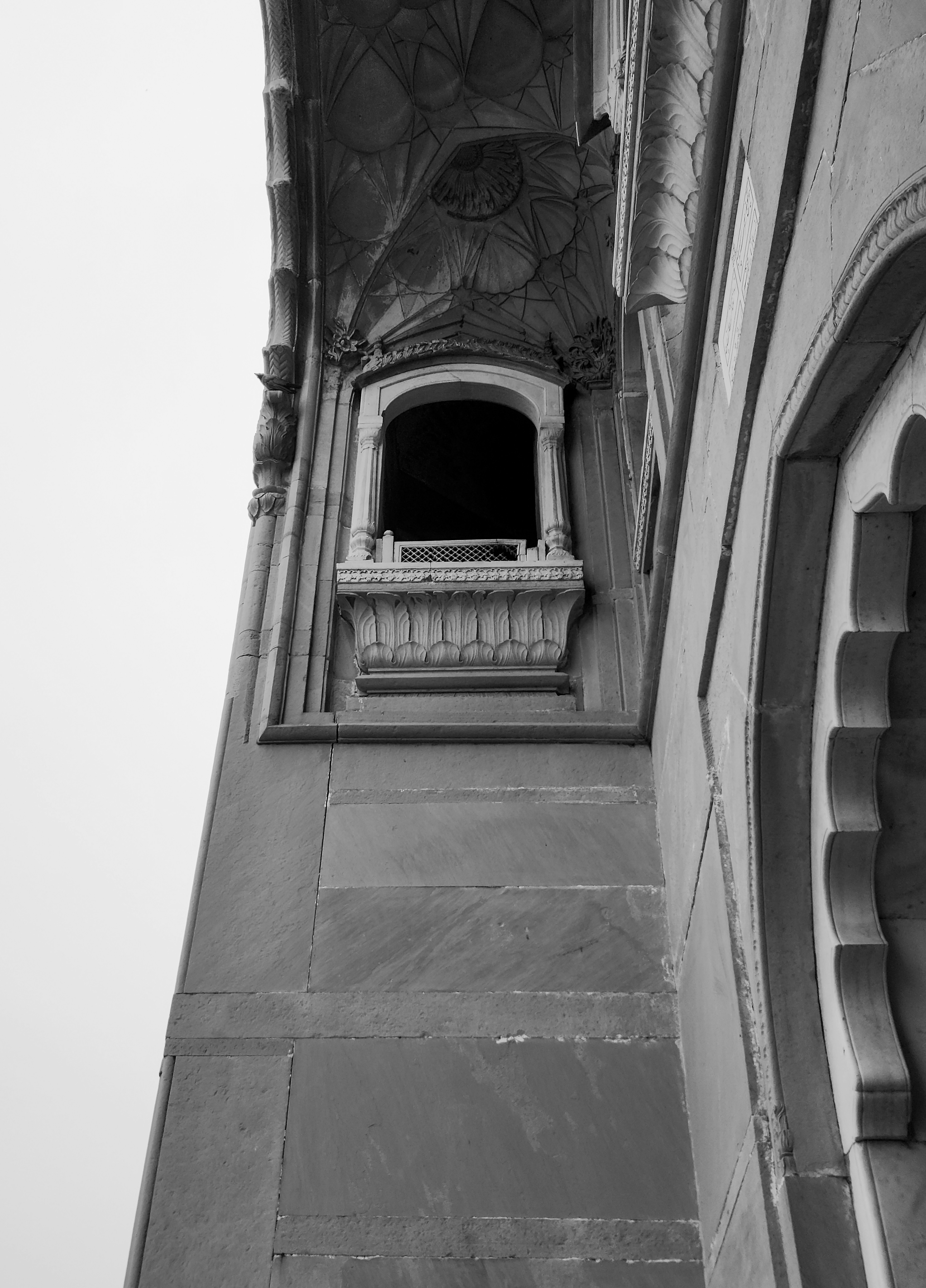 Arquitectural Gaze: Archway Balcony in Monochrome Facade