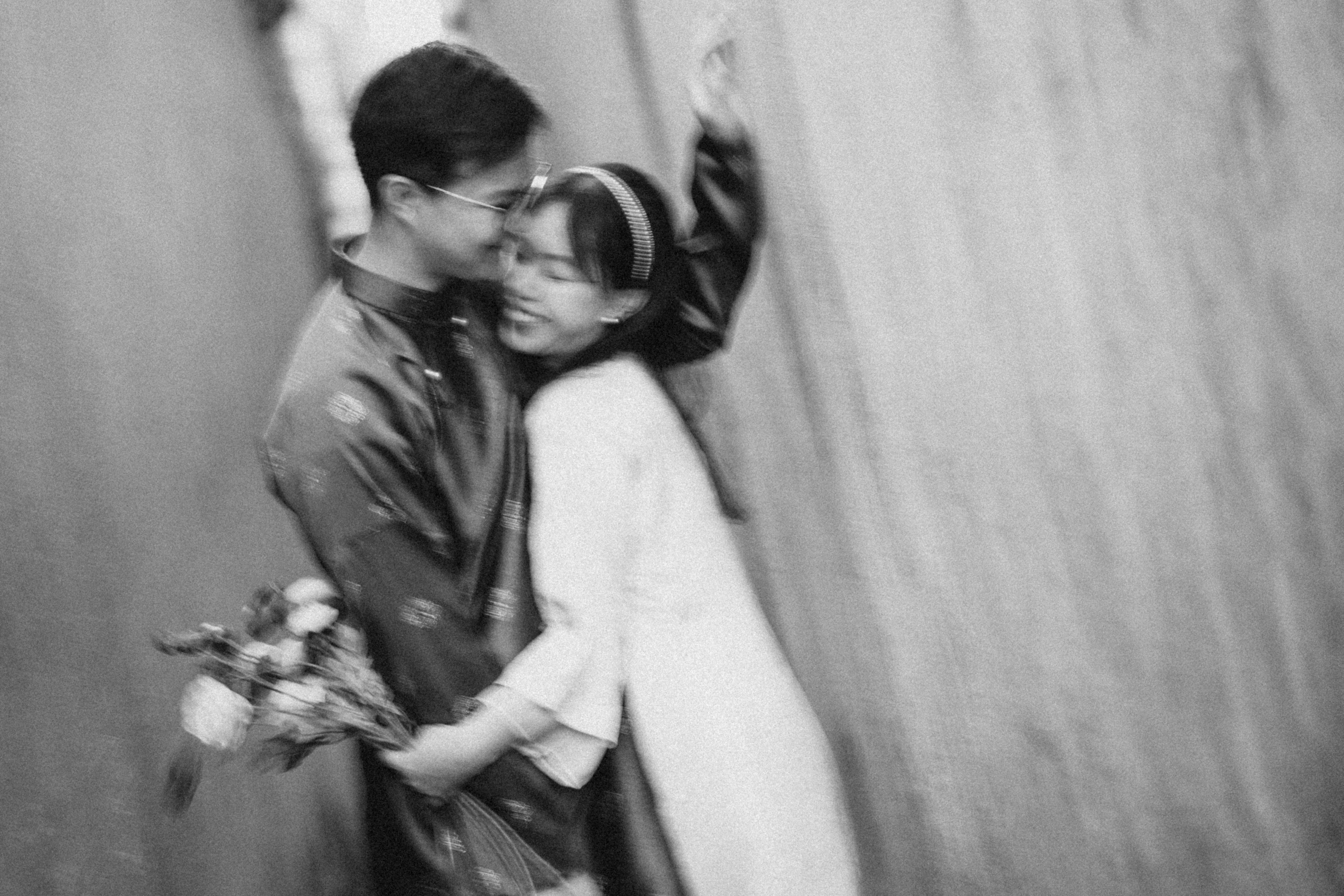 Blurred vows: a tender embrace between two silhouettes