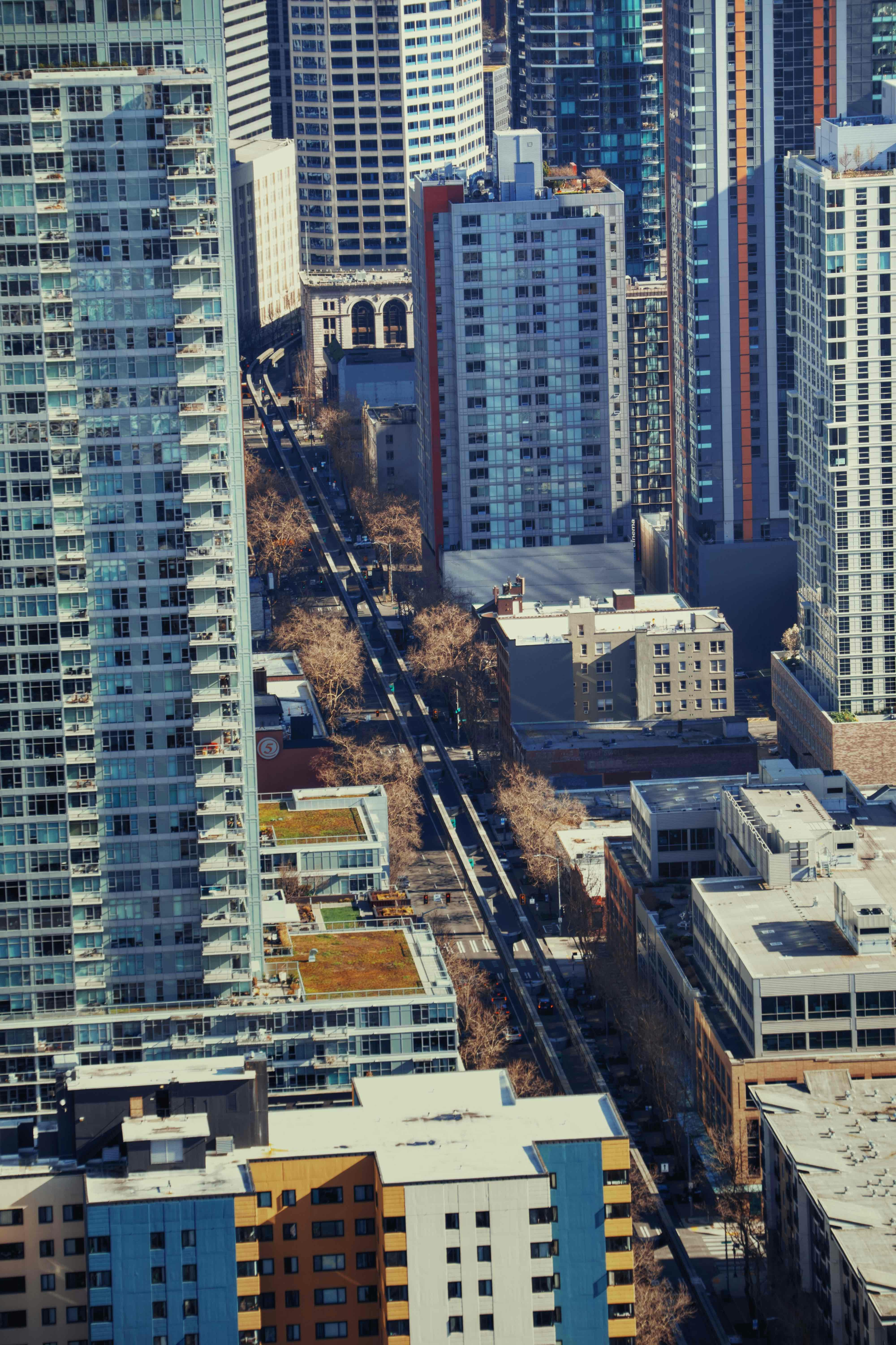 Towering Rails: A Bird’s-Eye Slice Through a City Grid