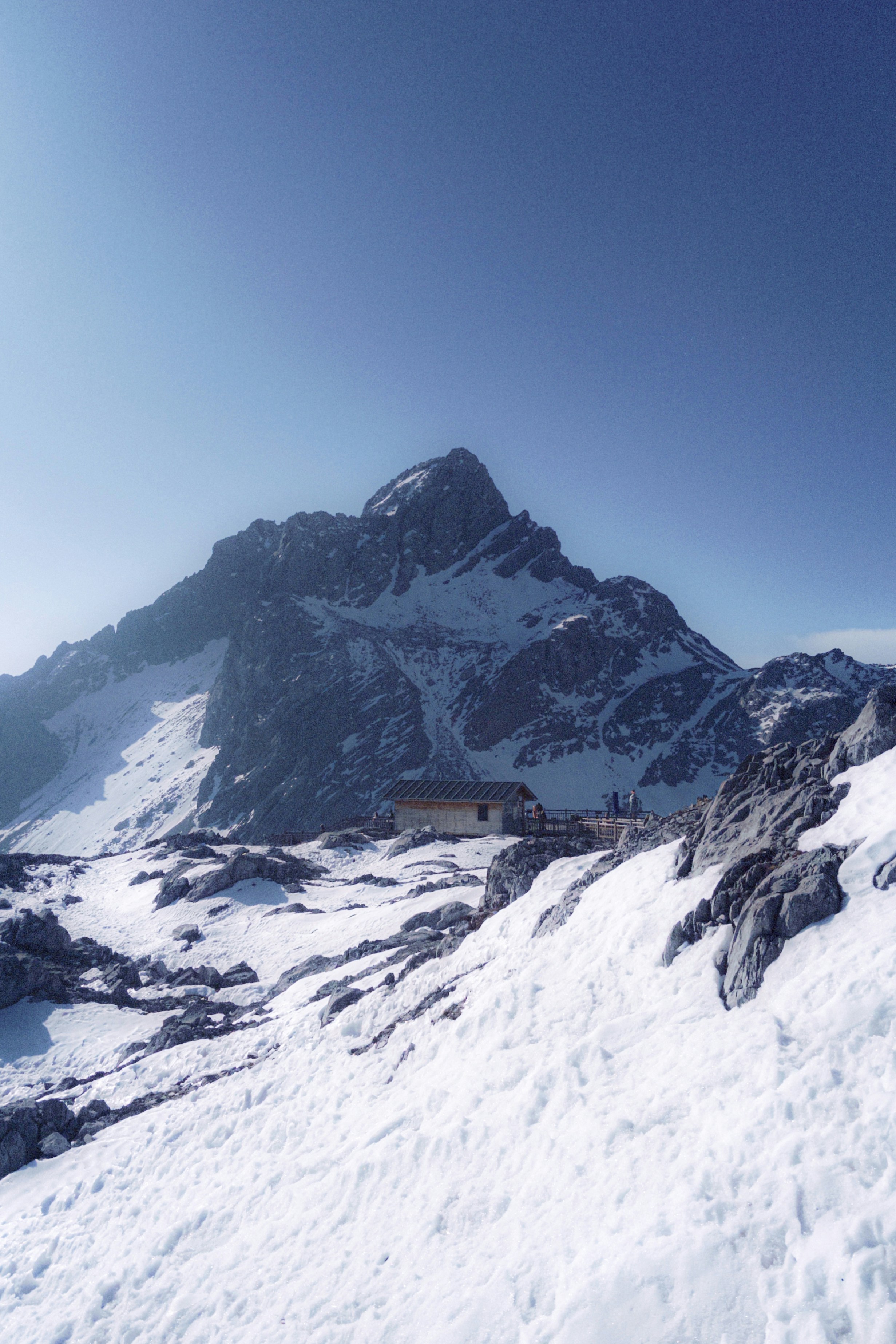 Snowbound Summit Lodge Under a Clear Alpine Sky