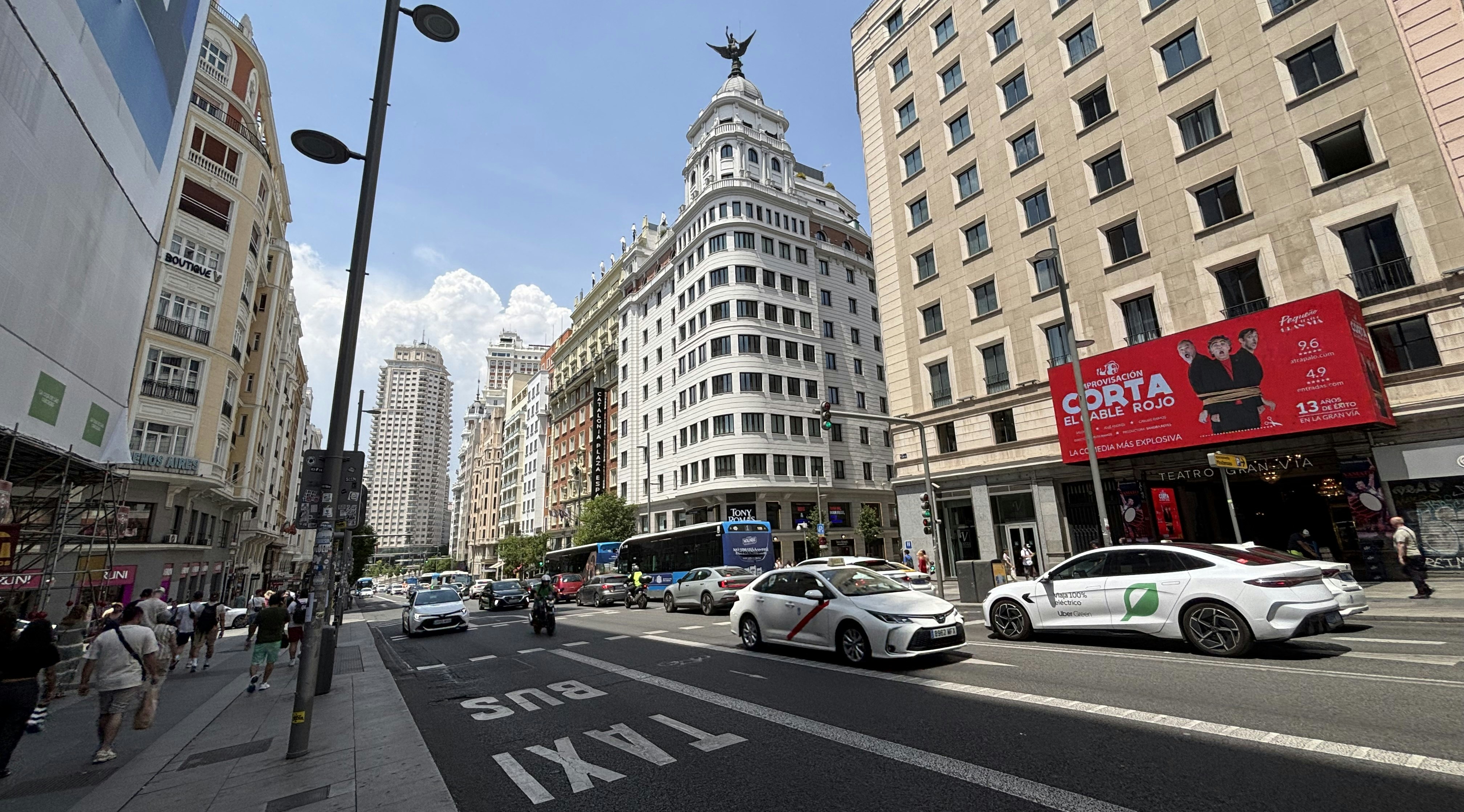 Urban Facade Rendezvous: The Flatiron-like Corner Amid City Flow