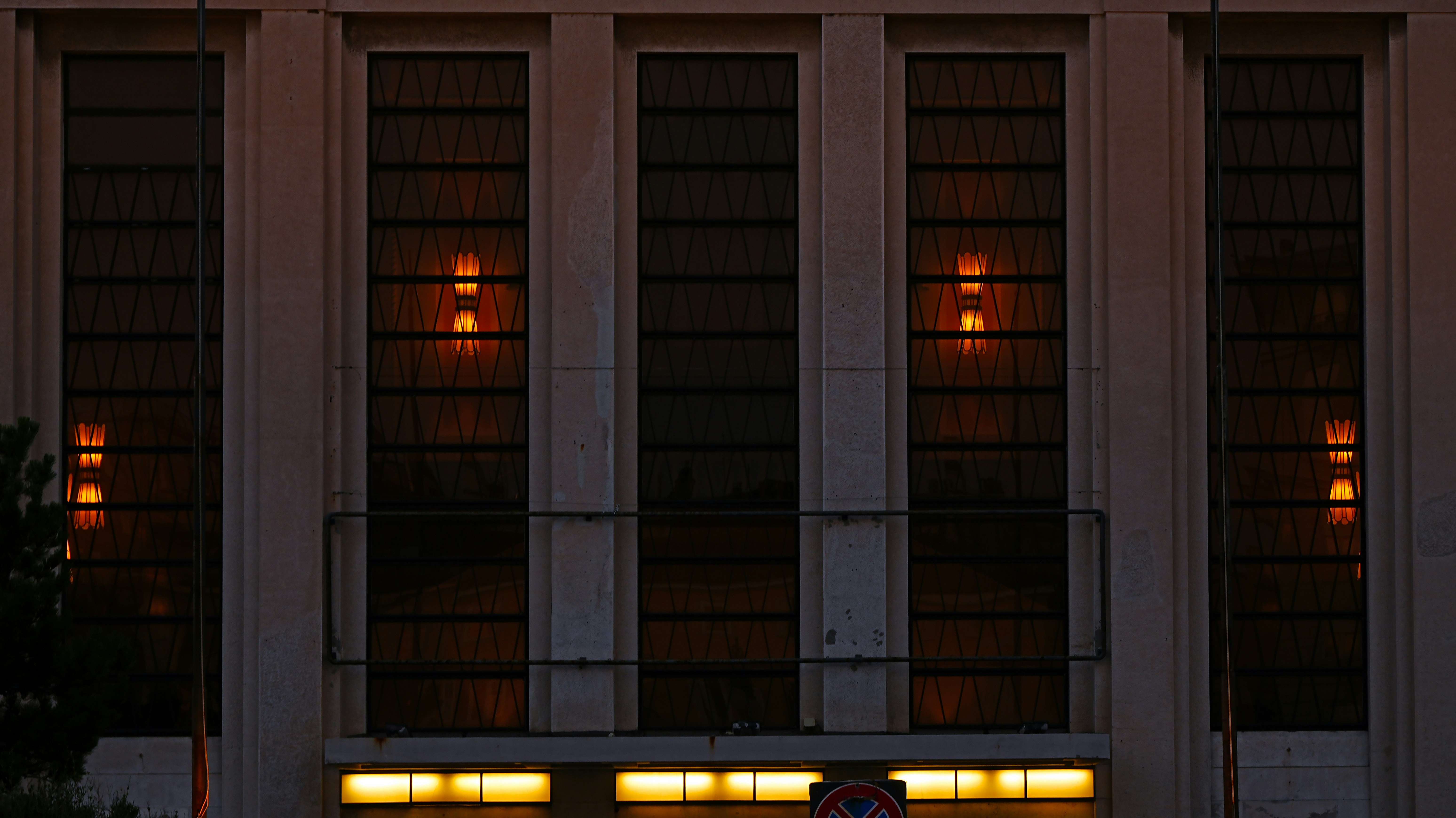 Lamplight Echoes: Neon Frames of a Collegiate Facade