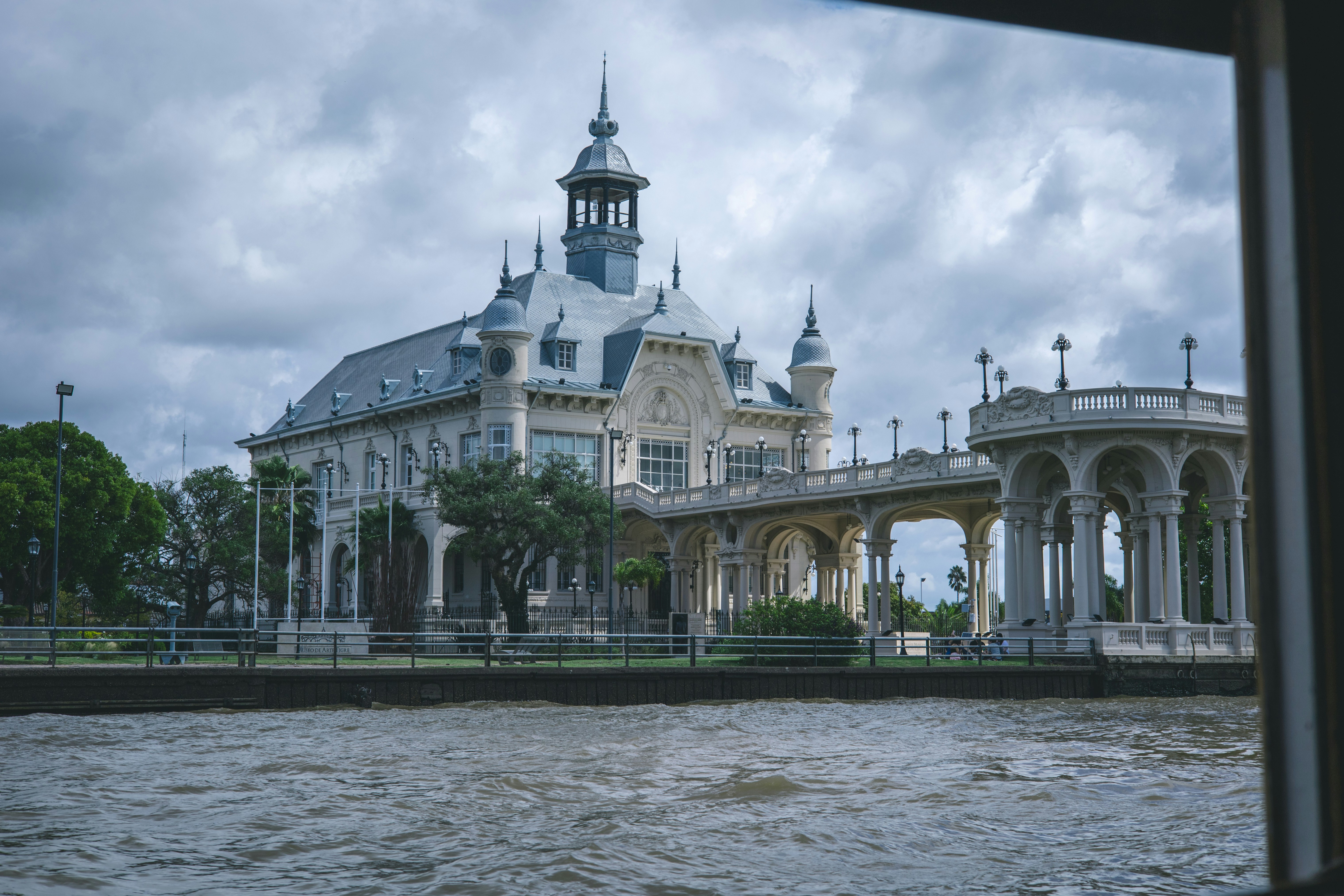 Riverside Pavilion: Classical Architecture by the Water