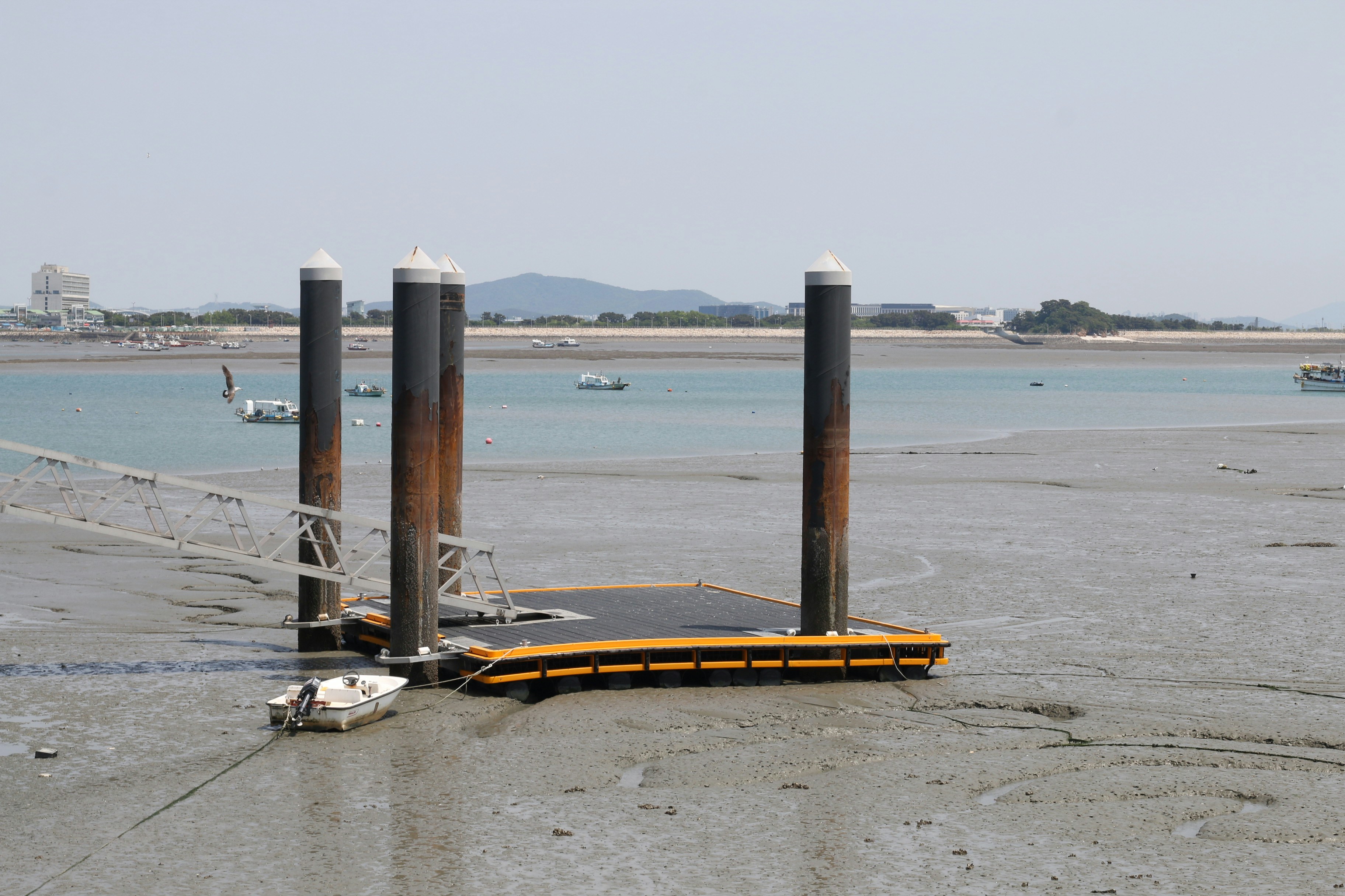 Dockside Platform Quietly Holds Its Ground at Low Tide