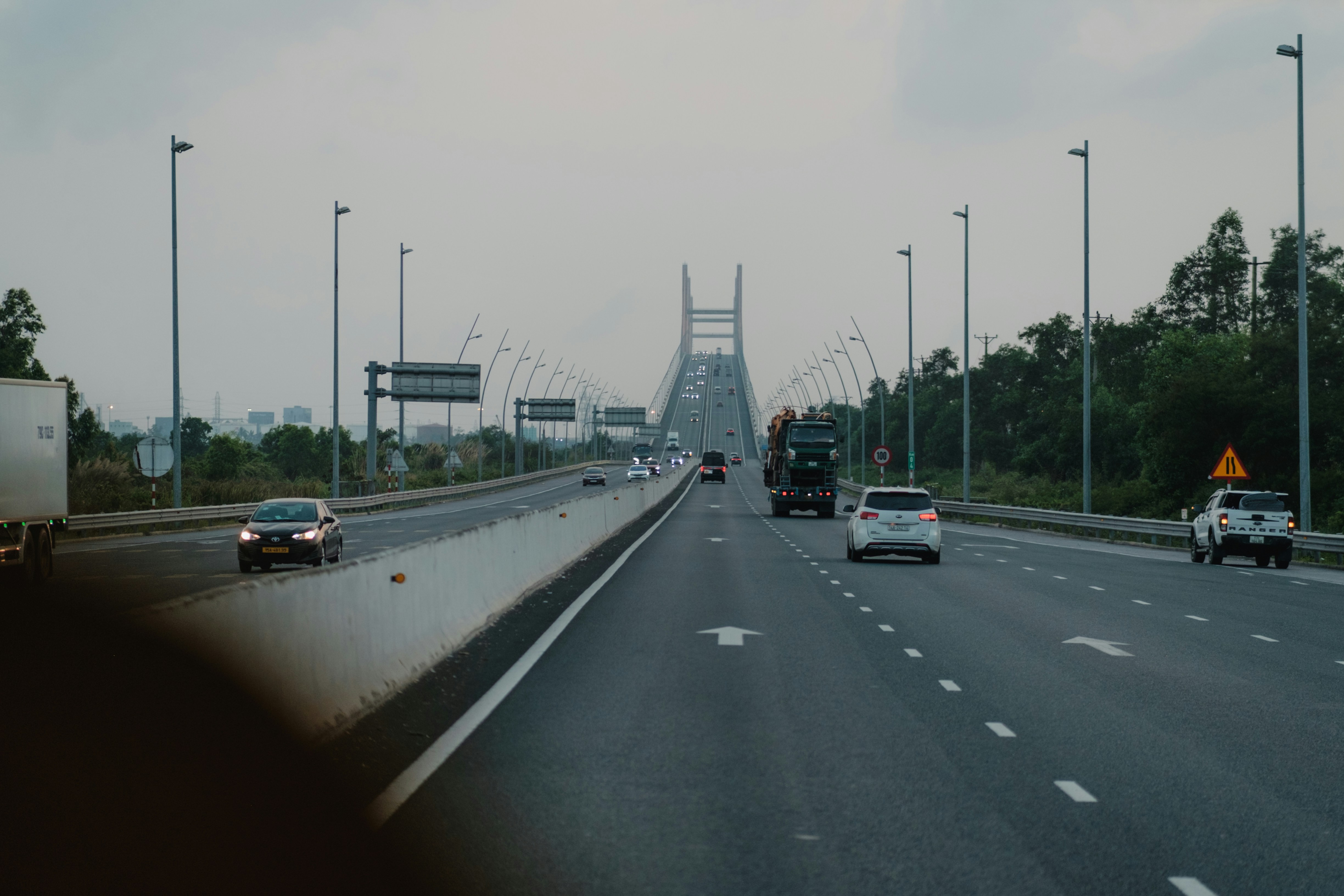 Across the Span: Morning Traffic Breathing to the桥