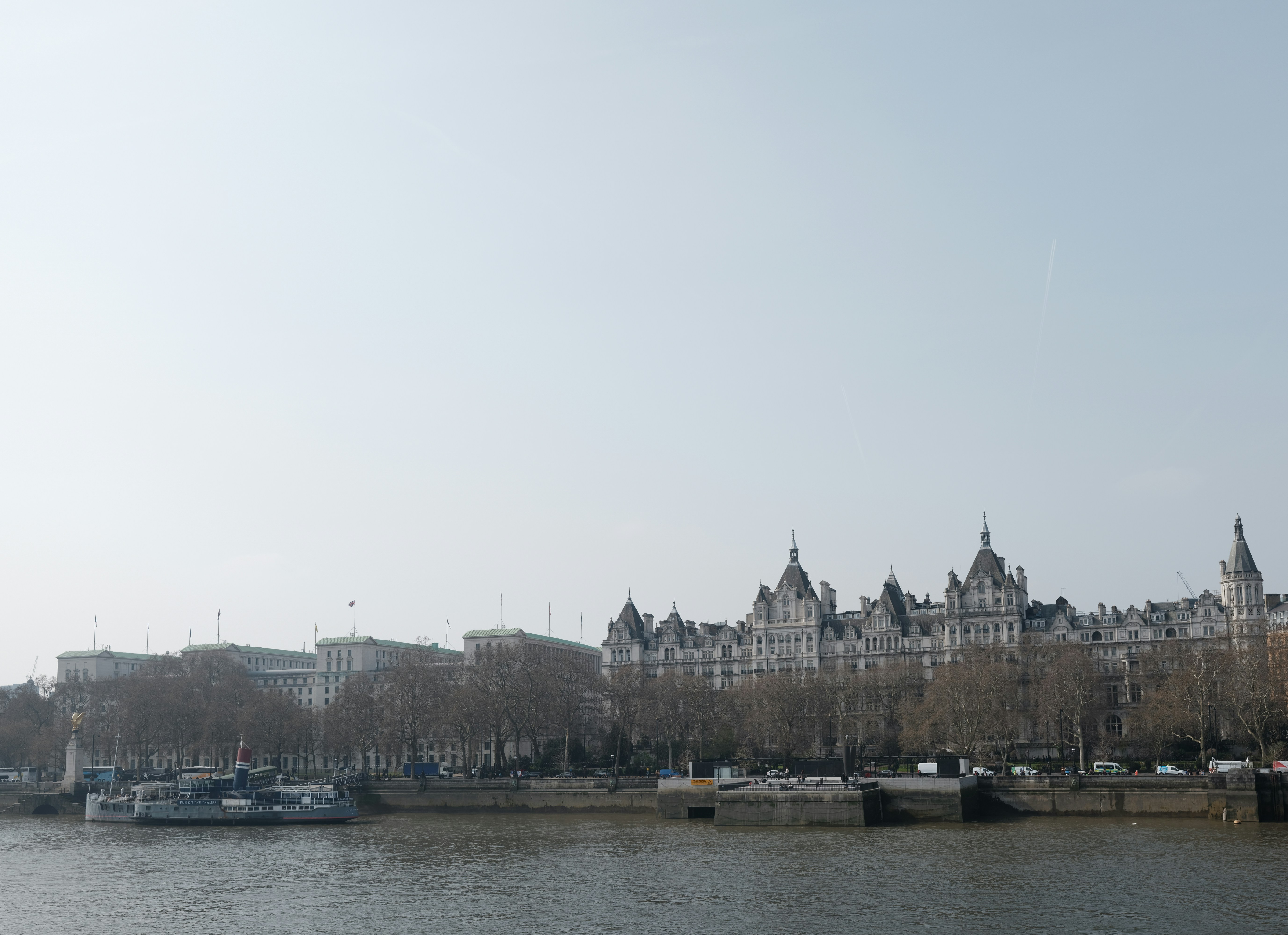 Riverside Bloc: Classical facades along the Thames