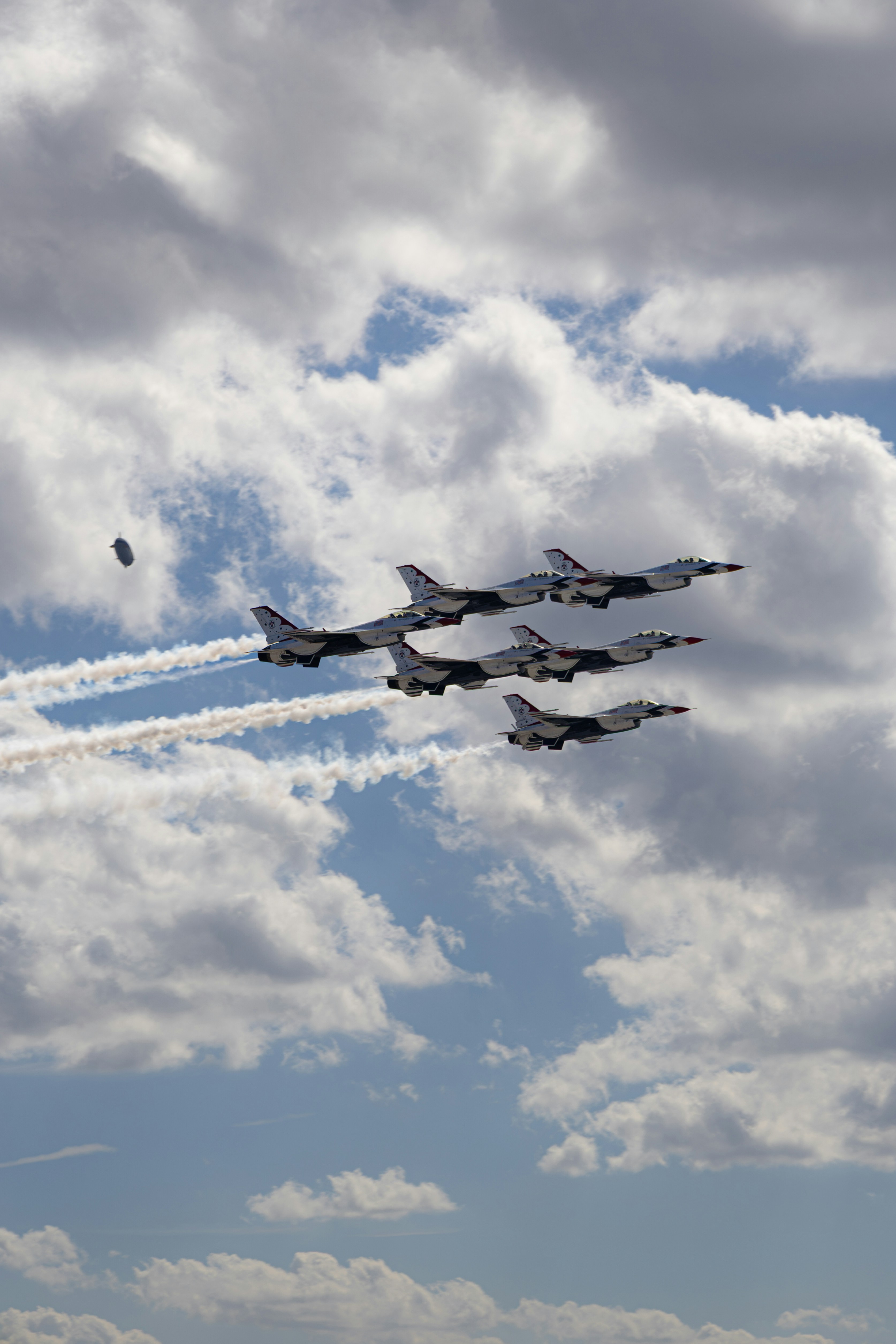 Precision in Formation: Jet Team Pierces the Sky