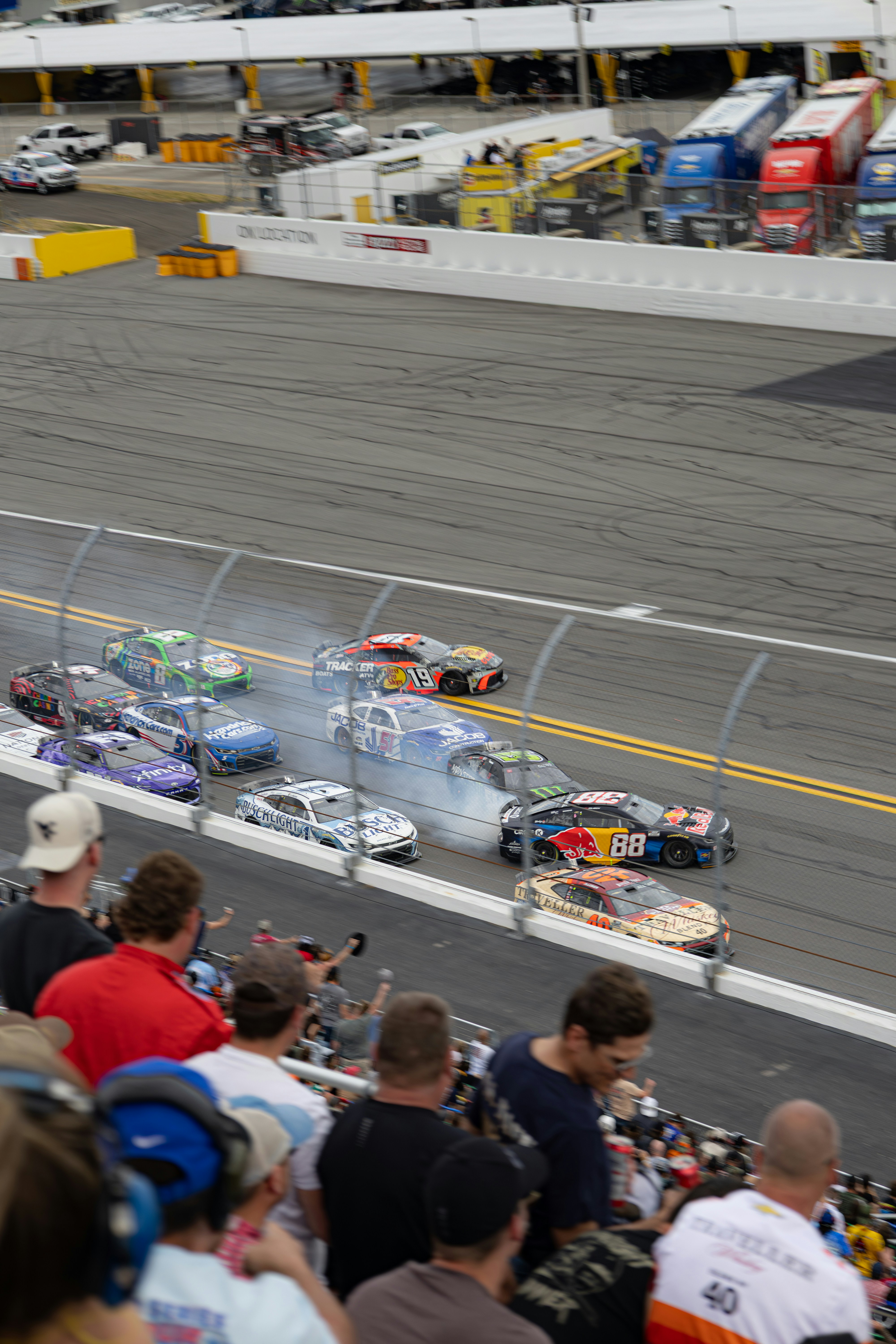 Dust, speed, and cheers: a chaotic pack roars past the pit wall