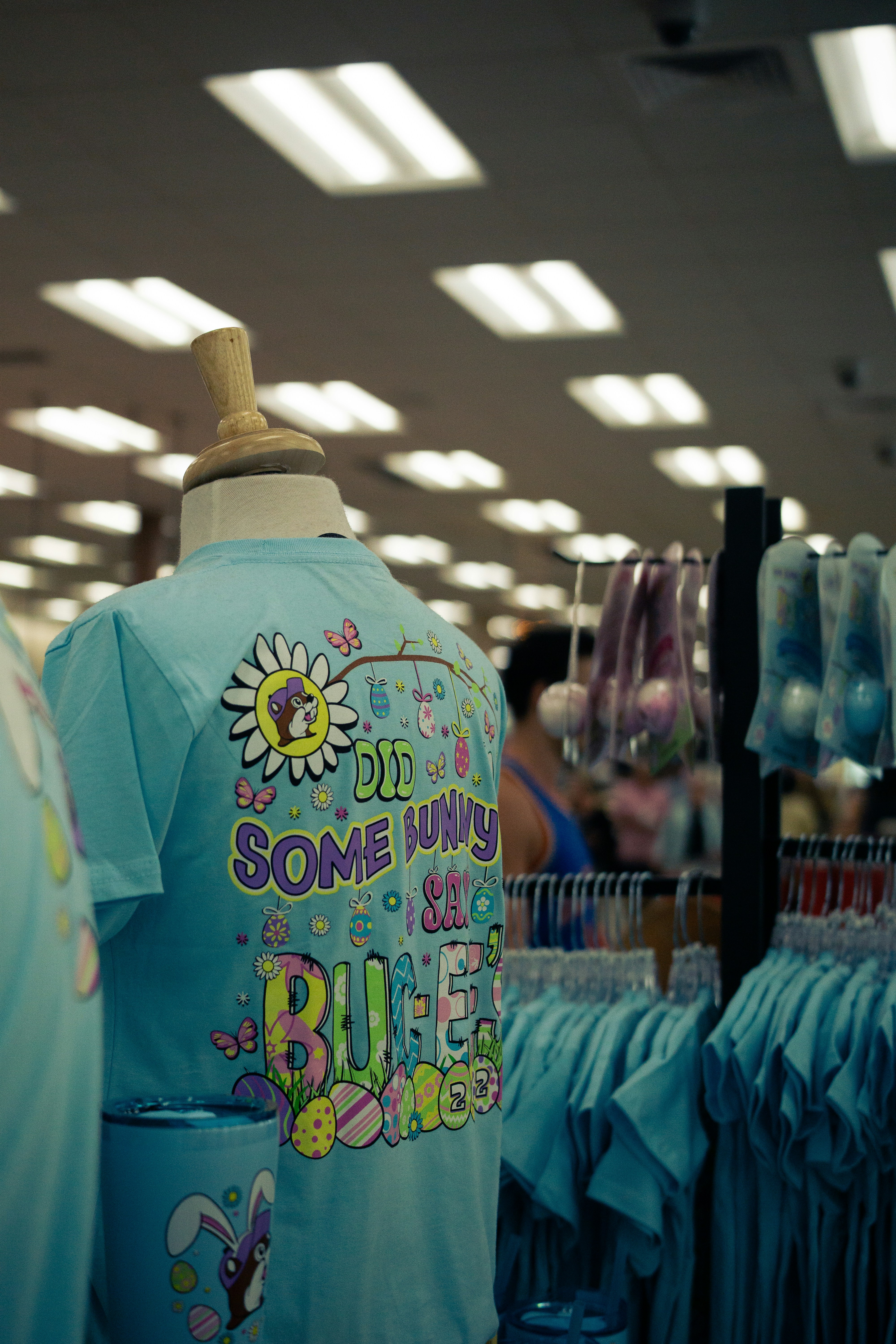 Turquoise Tee, Sunflower Accent: A Display in Motion