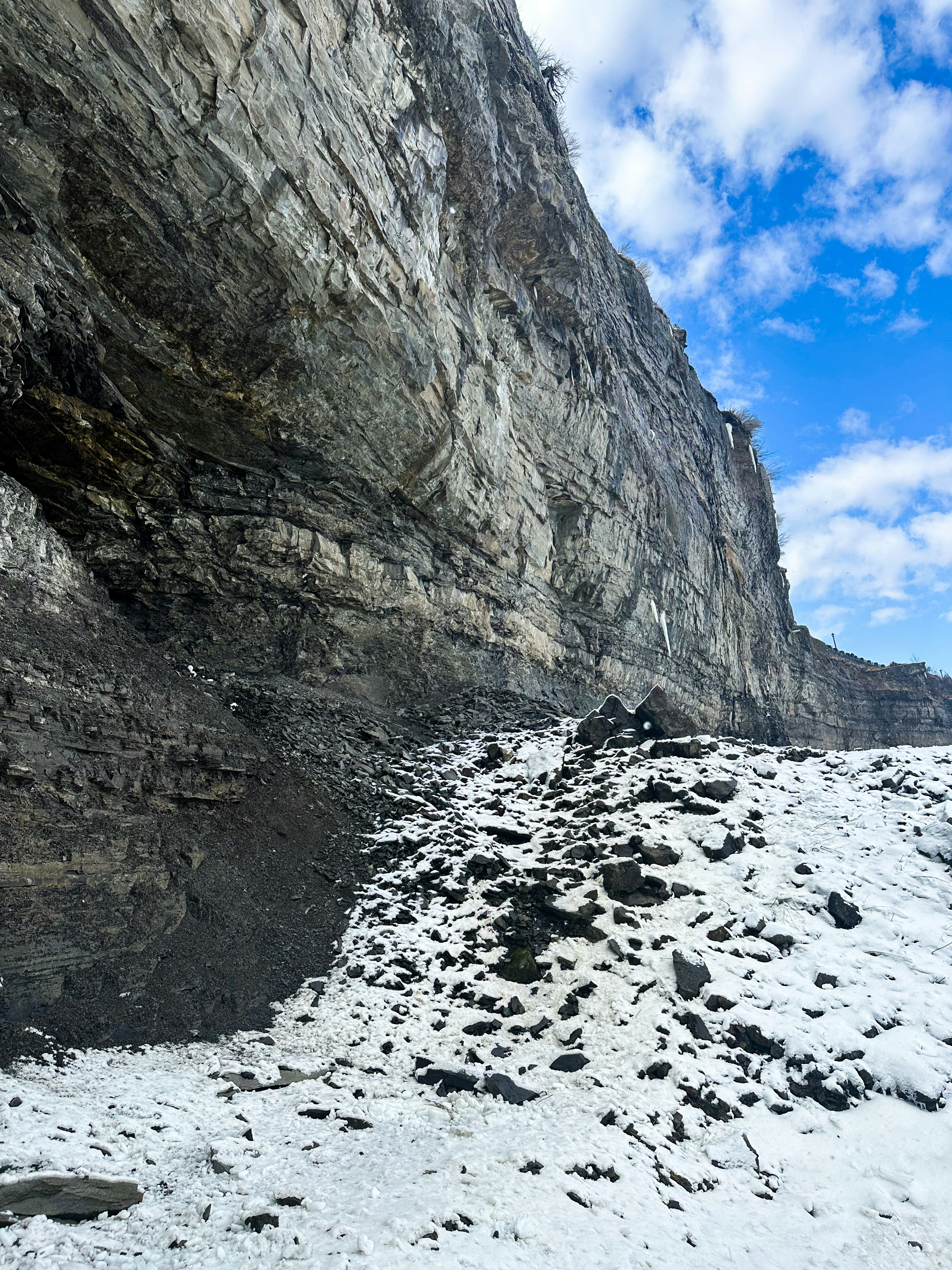 Cliff Edge Snowfall Trail Beneath a Blue Sky