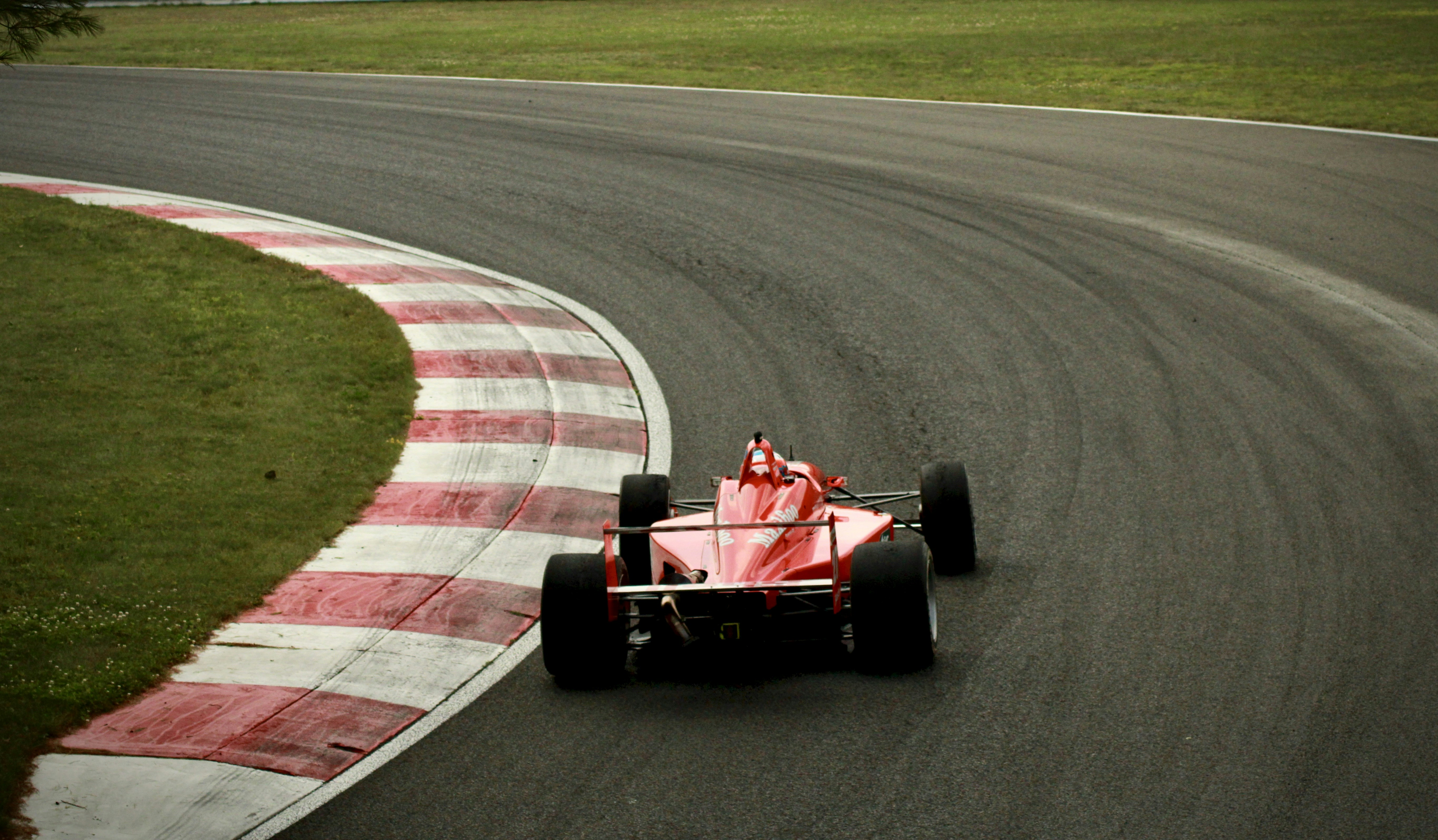 Red Formula on the Edge: A Leaning Lap on the Curved Track