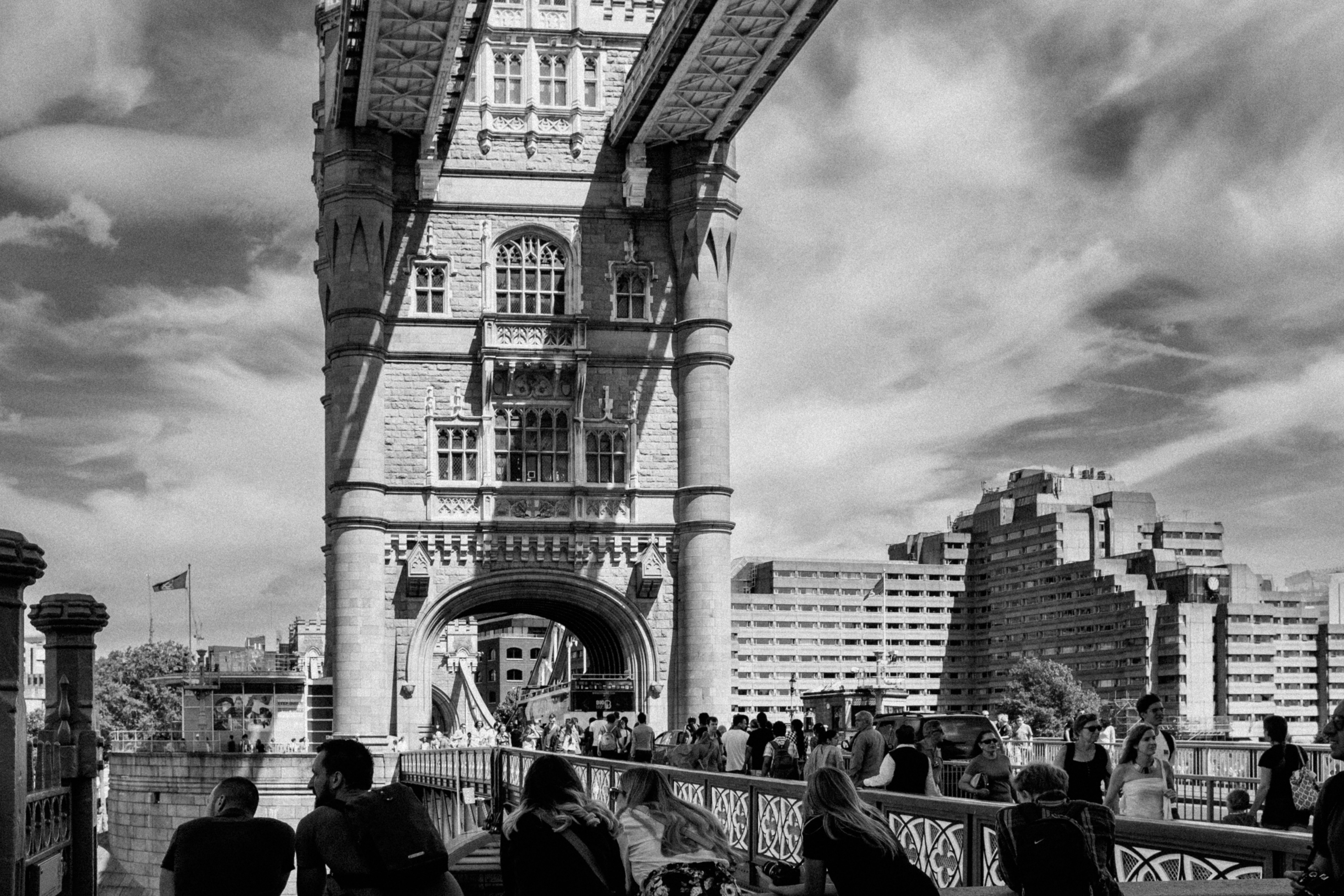 Tower Bridge under a busy gaze: silhouettes on the Thames