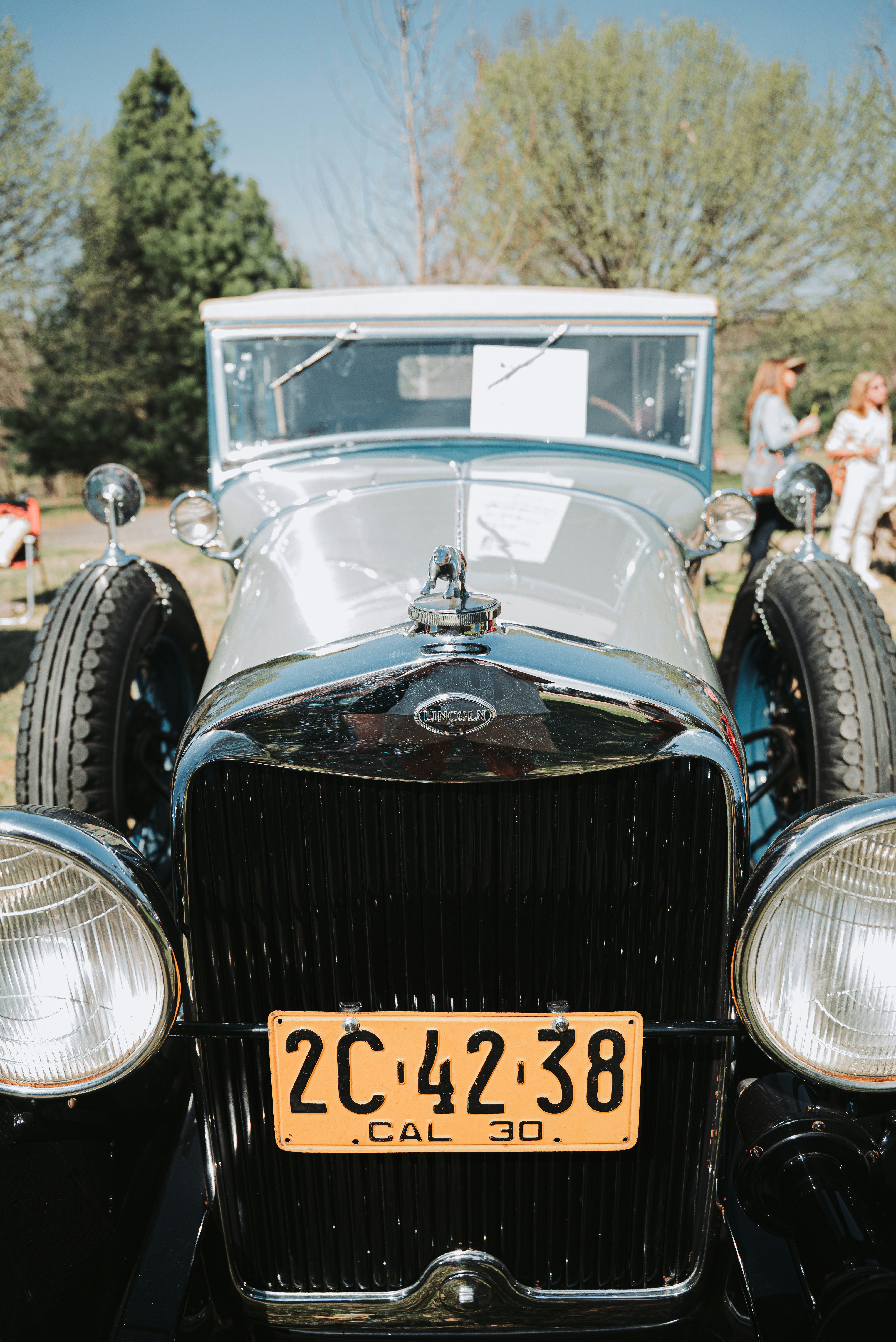 Classic Car Front: Chrome Grille and Vintage Plate Under Clear Sky