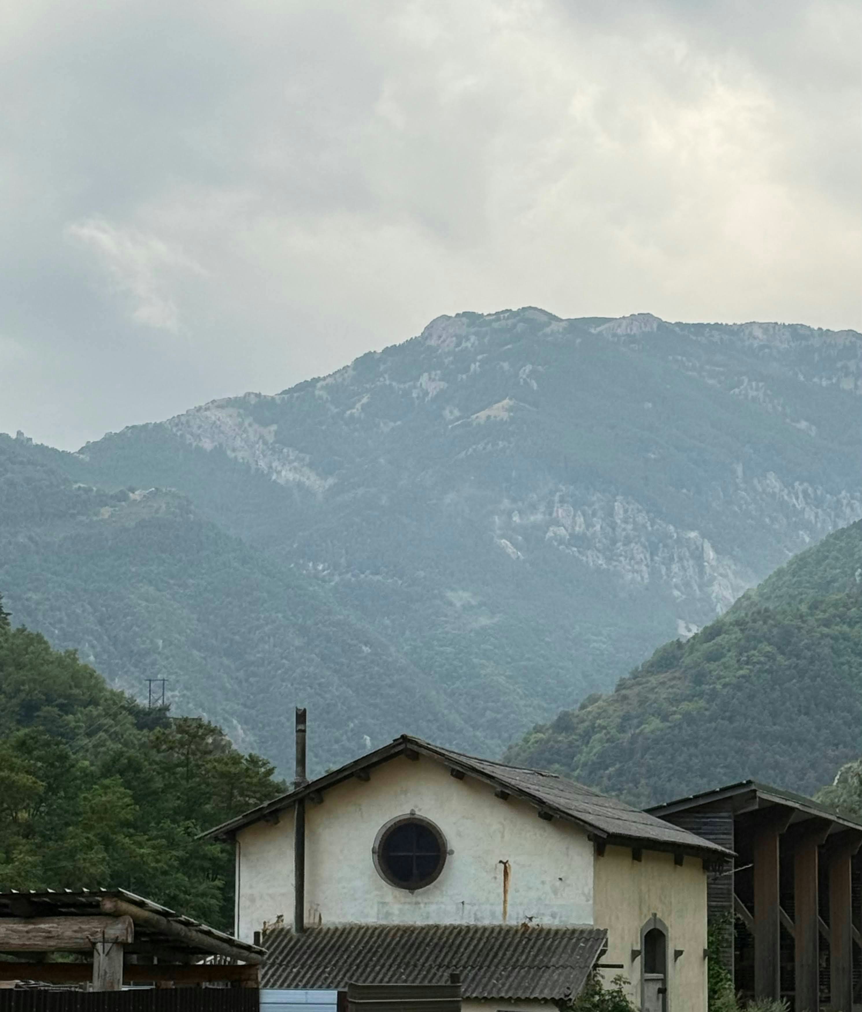 Mountain Whisper: A Quiet Villa Framed by Verdant Slopes