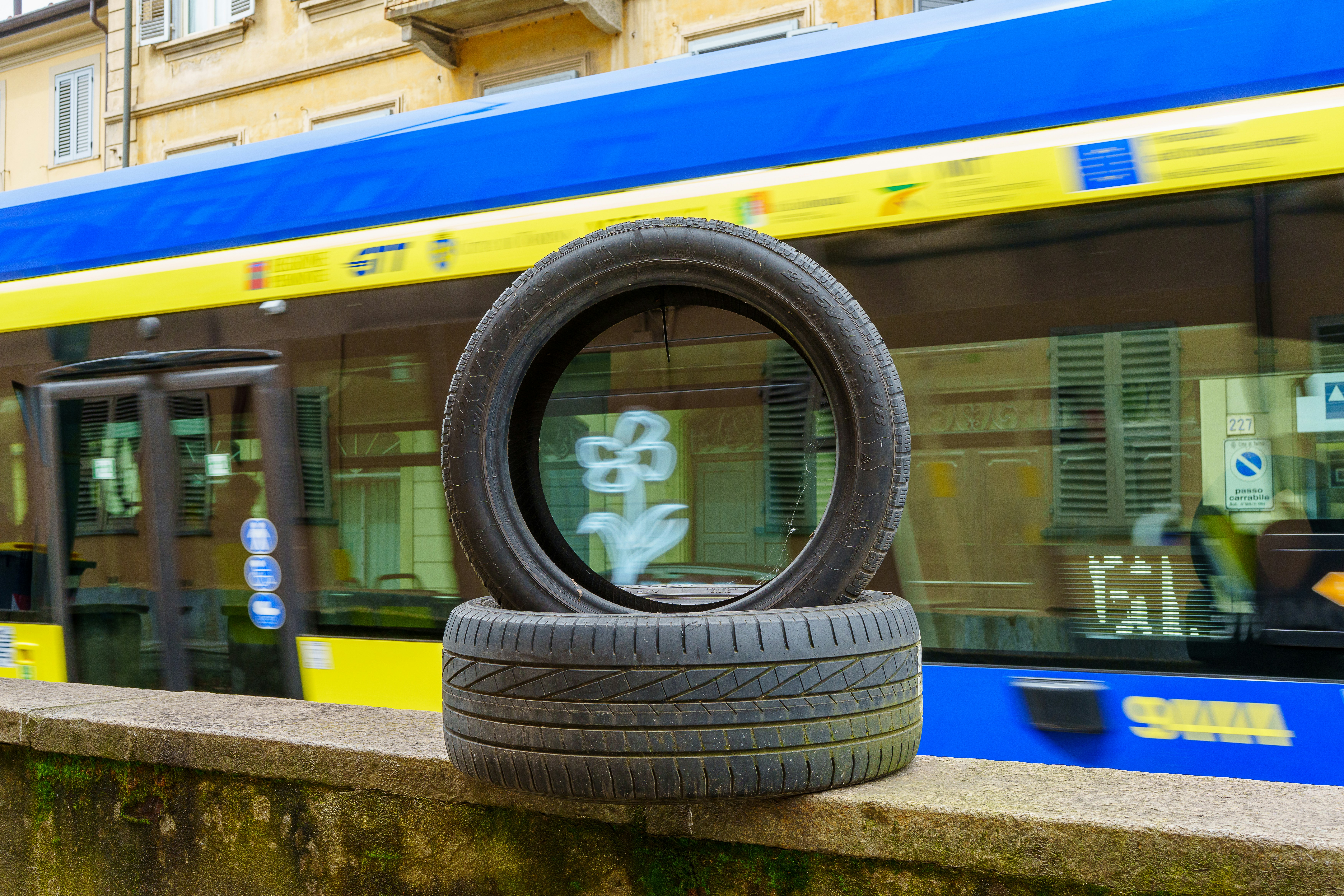 Tire Obelisk: A Motionless Shield in Front of a Moving Bus