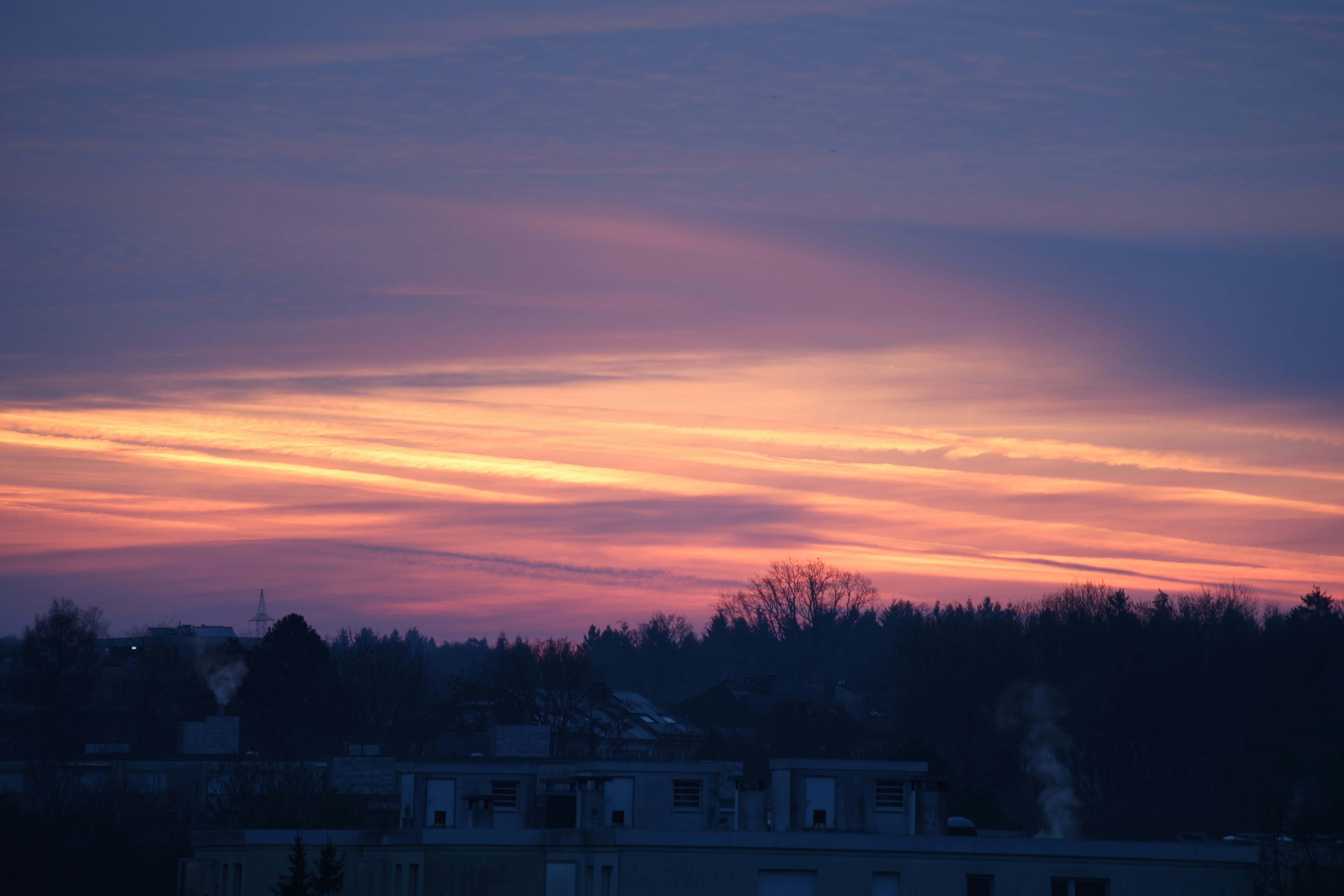 Silent Skyline at Dusk: Gentle Heat Rests on the Horizon