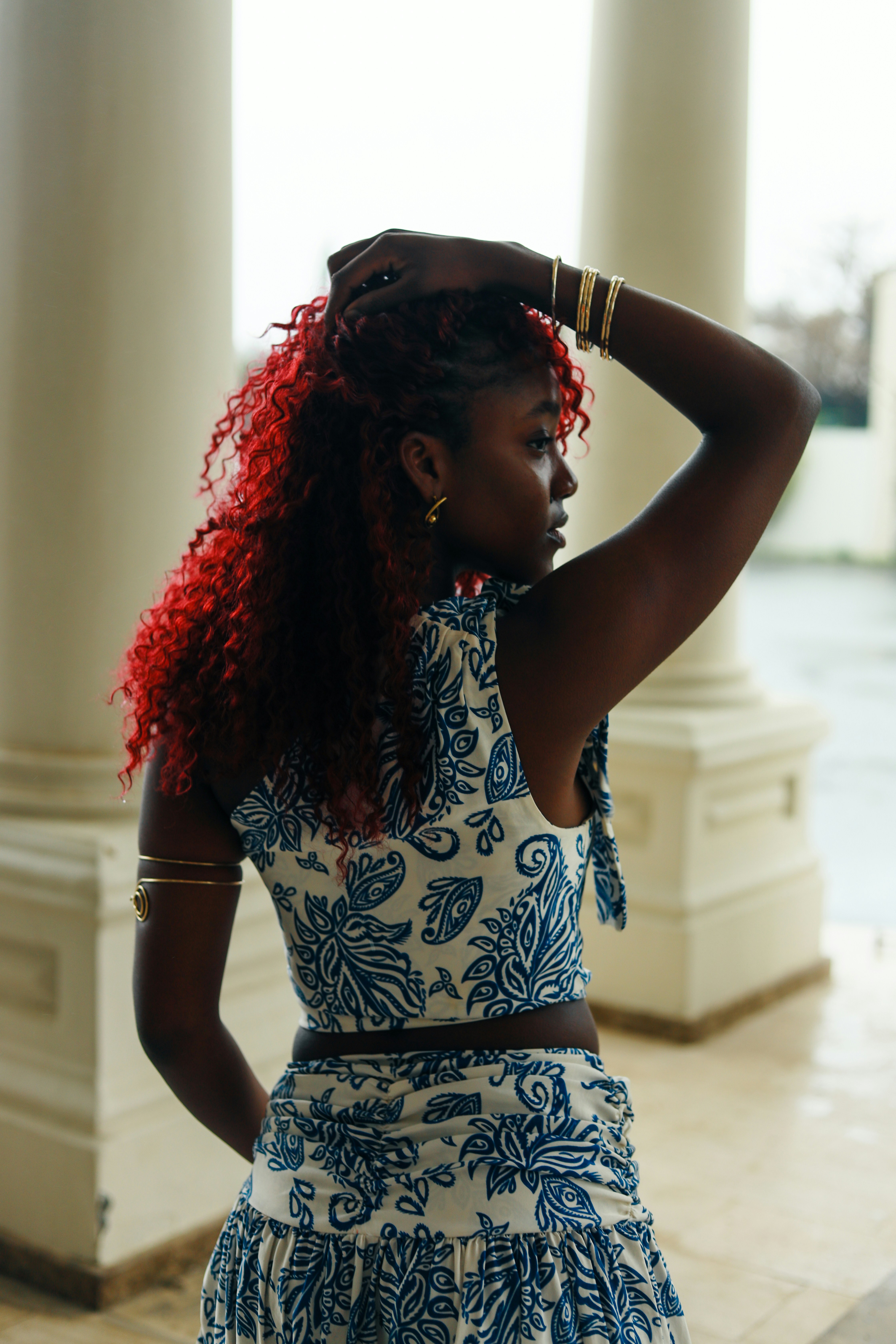Curves of Red Curls in a Classical Pillar Corridor
