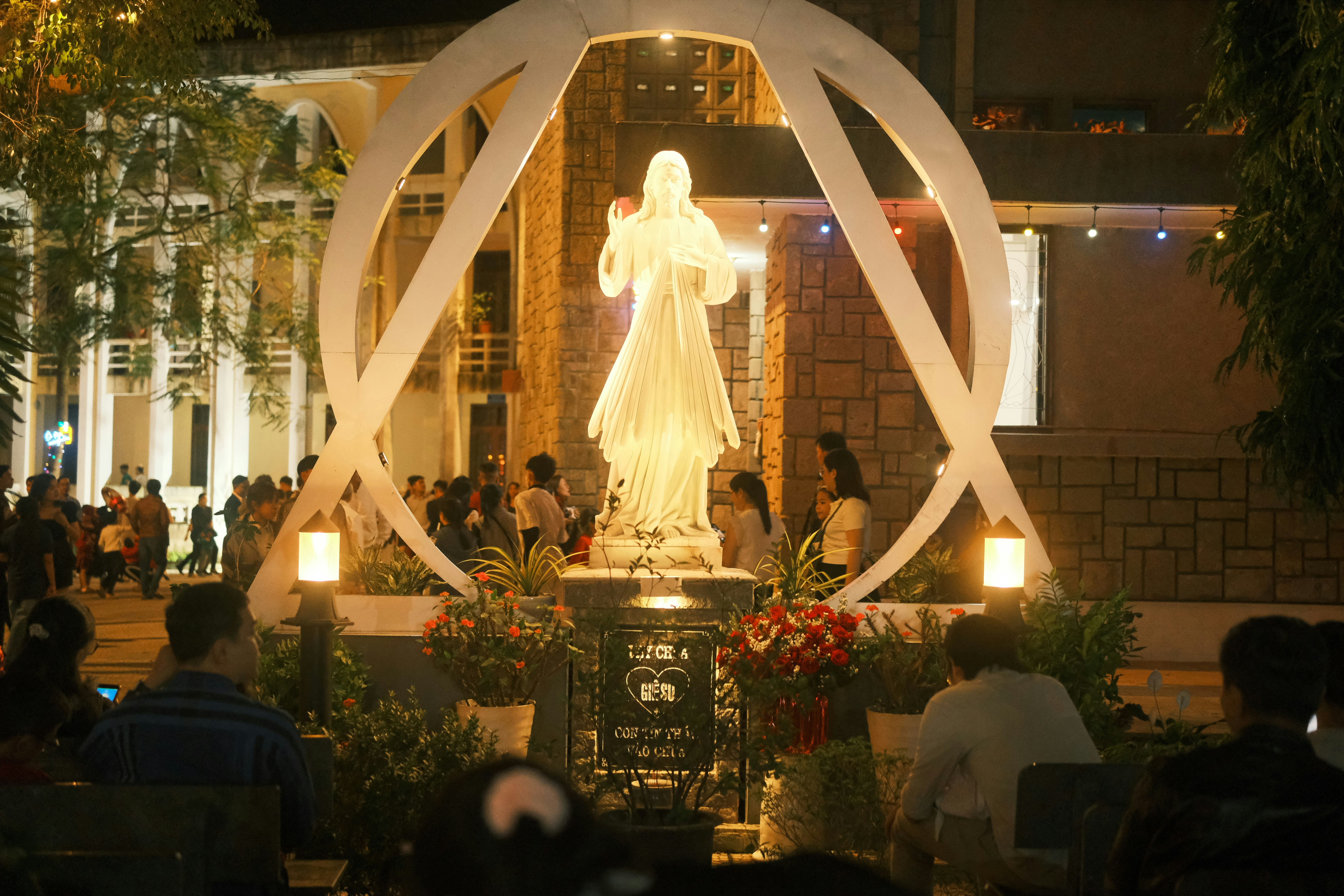 Spotlit Statue Court: Night-Courtyard Gathering