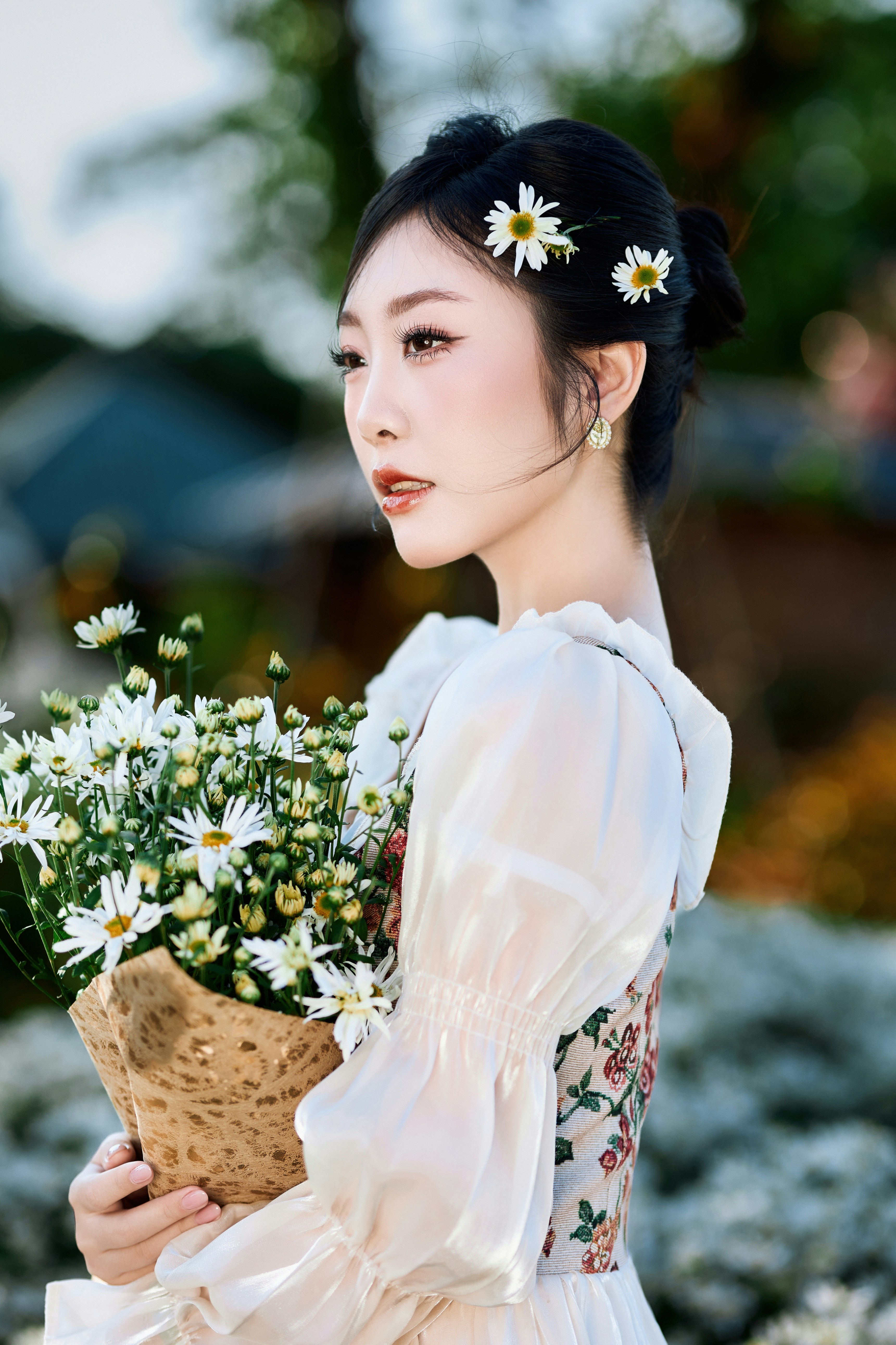 Daisy-kissed Portrait in Soft Garden Light