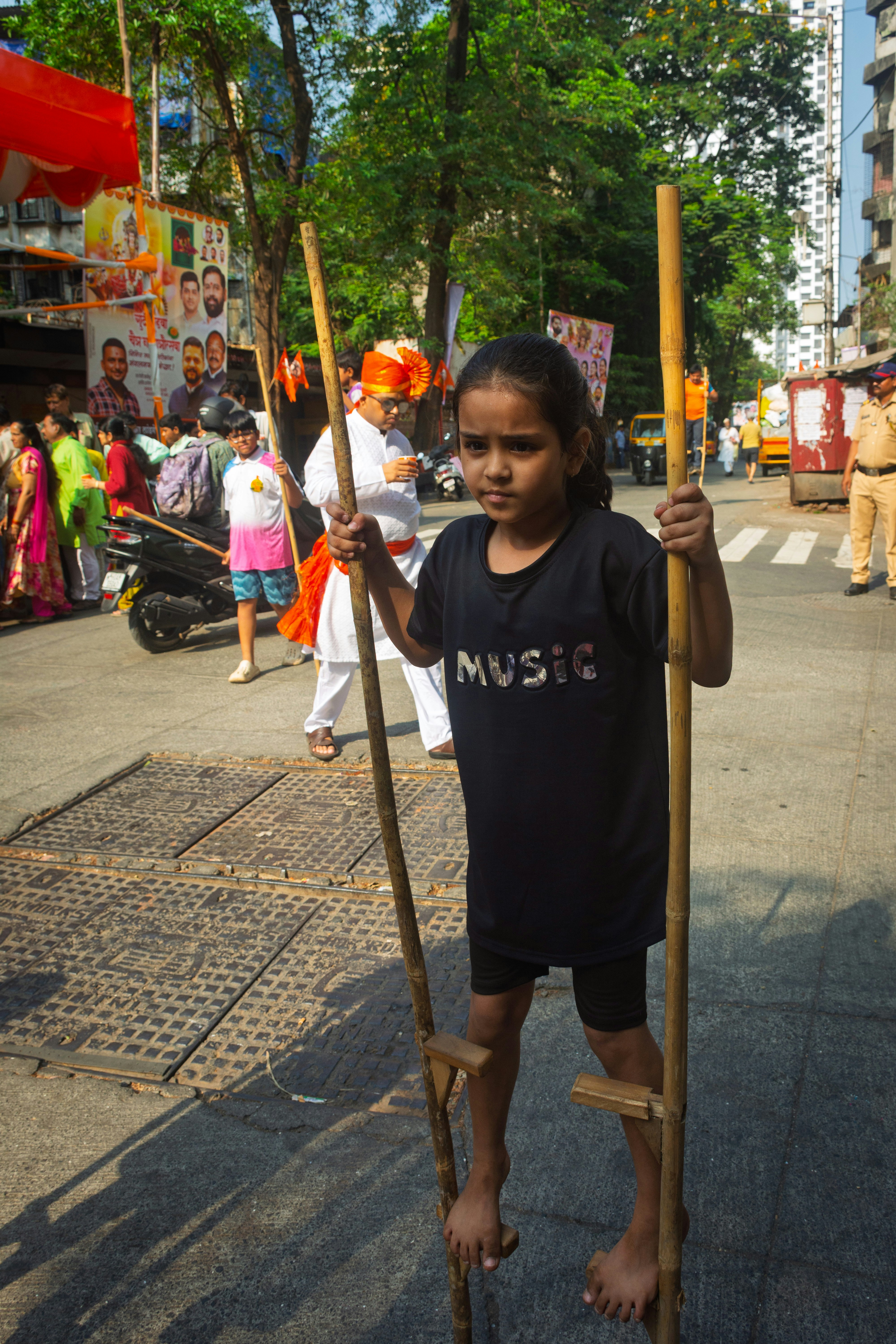 Grounded in Color: A Street Performer’s Quiet Gaze