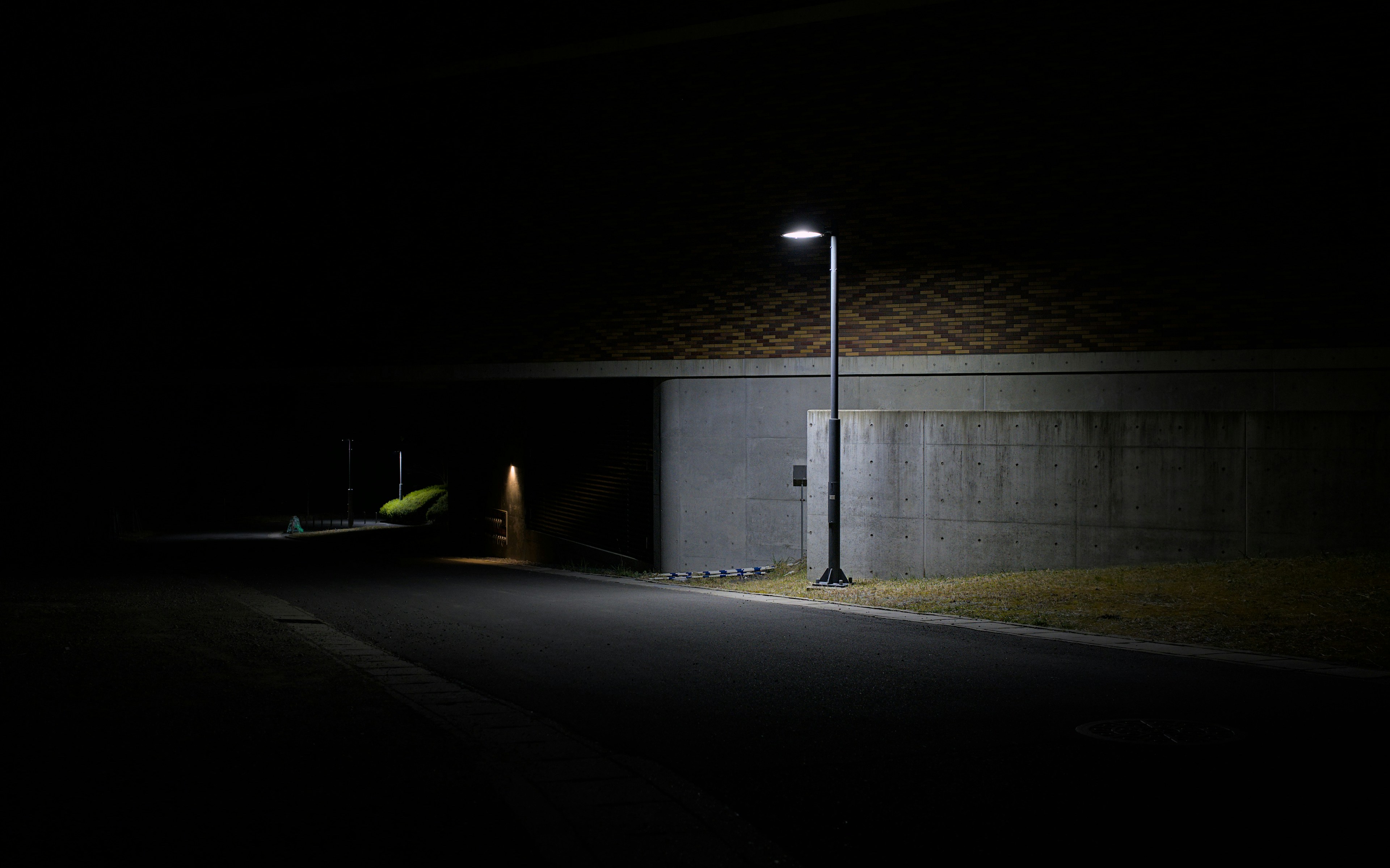 Night Streetlight Overhang: A Quiet Corner by the Concrete Wall