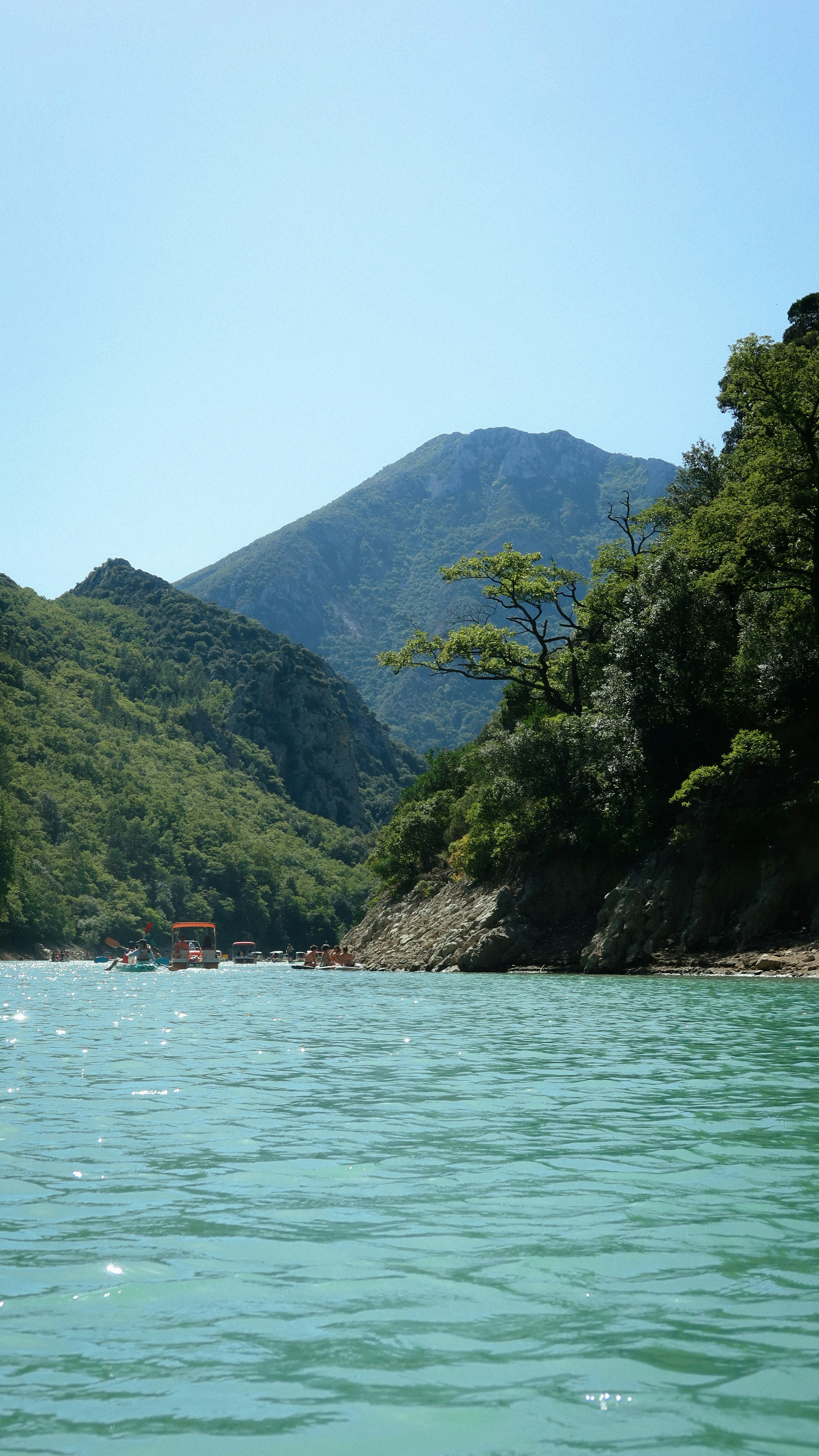 Emerald River Corridor: Boats and Mountains