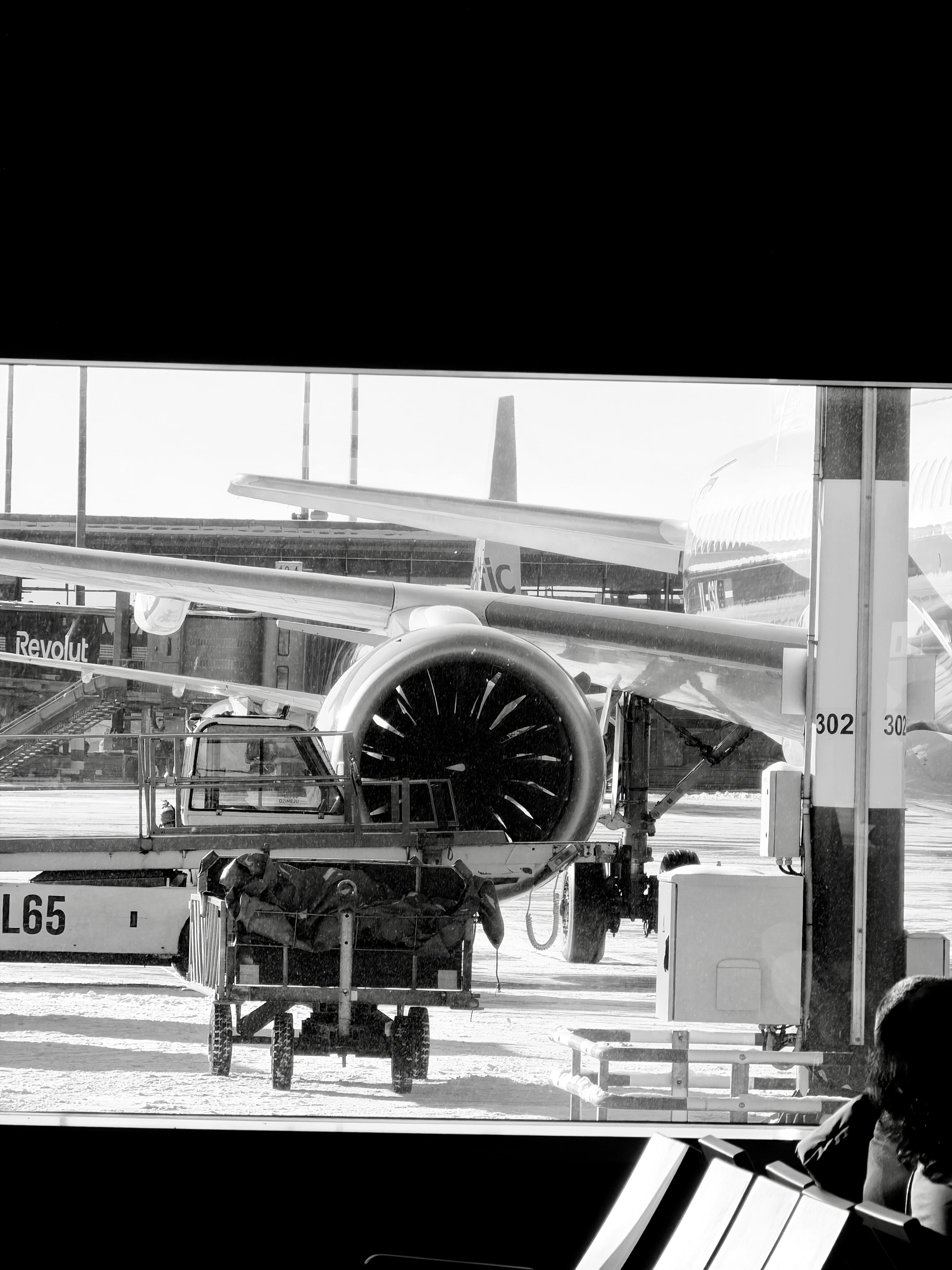 Jet Engine Rendezvous: A Quiet Moment at the Gate